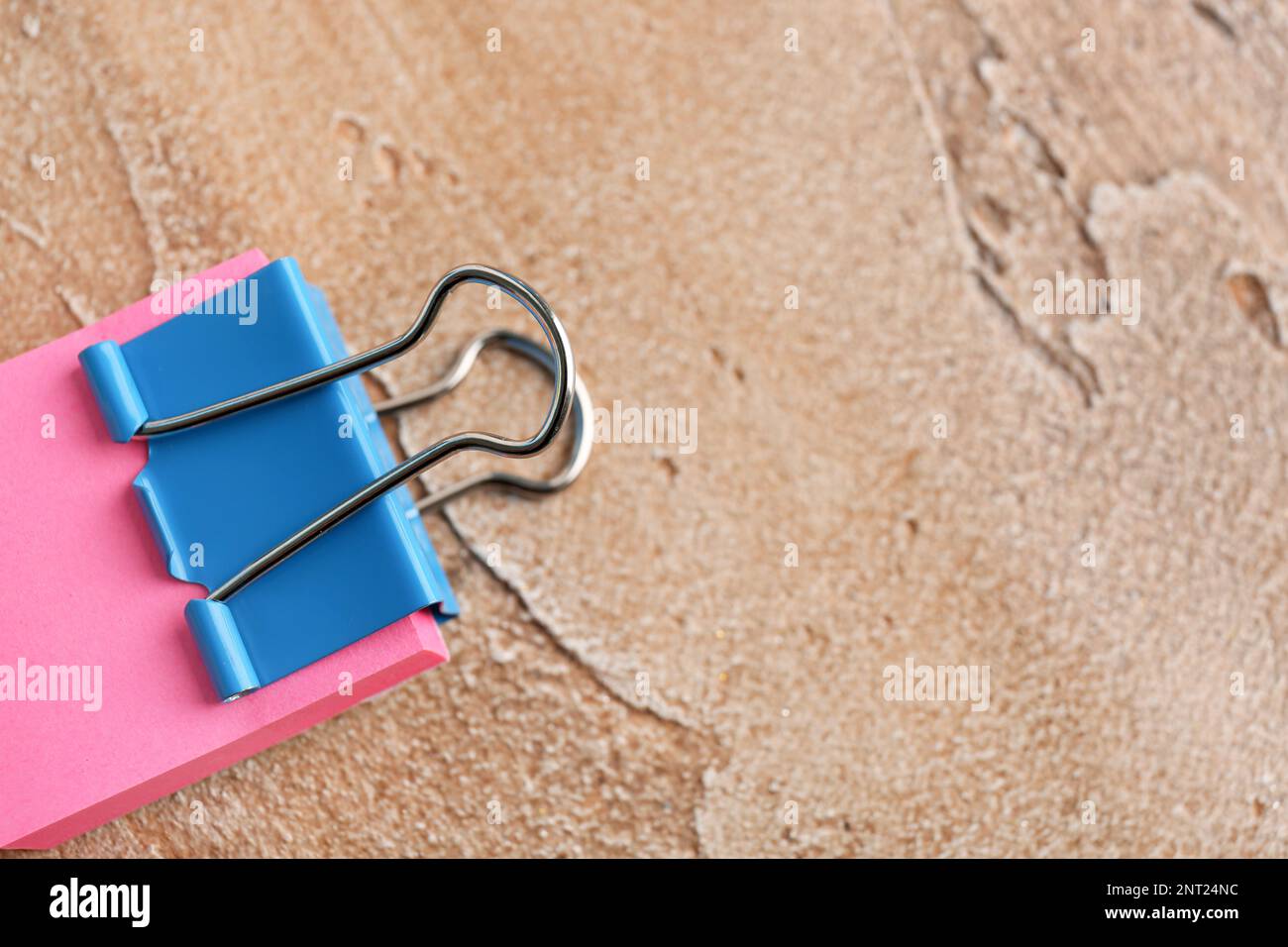 Sticky notes with binder clip on color background Stock Photo - Alamy