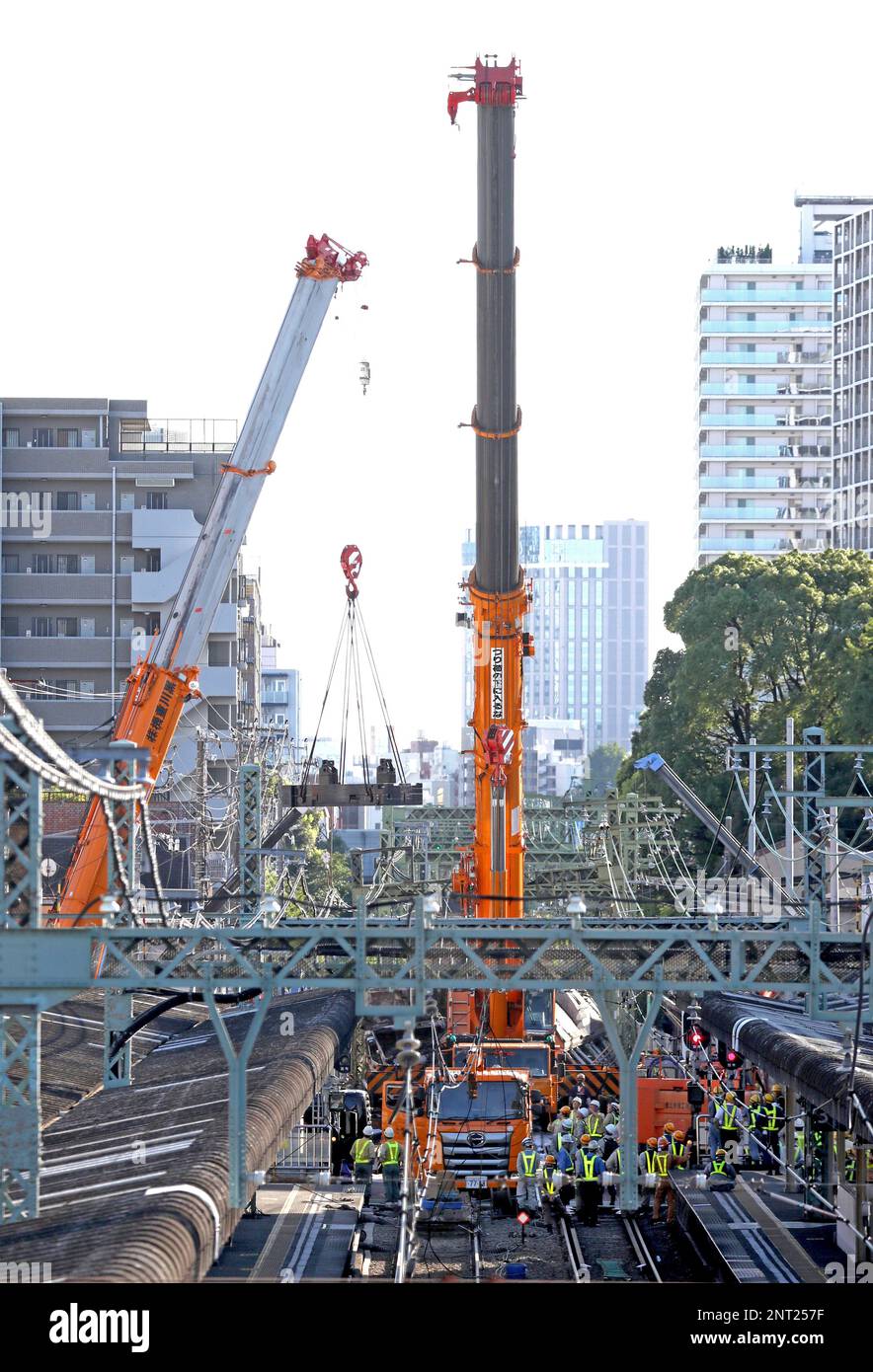Removal operation of a train of KeikyuLine and a truck is held between ...