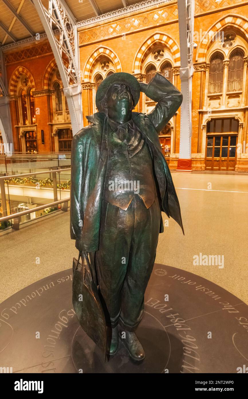England, London, St.Pancras Station, Statue of John Betjeman by Martin ...