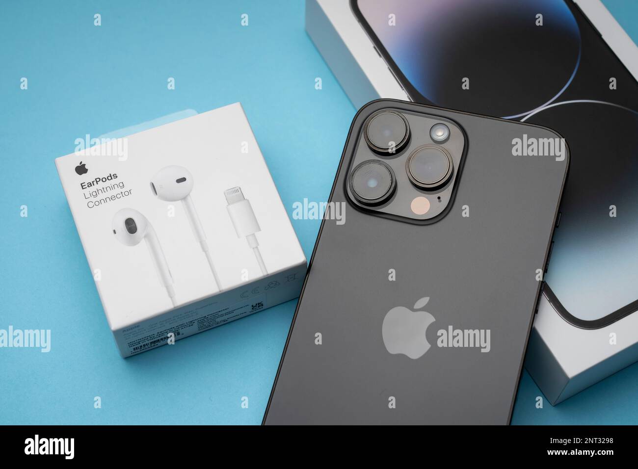 Iphone 14 in a box hi-res stock photography and images - Alamy
