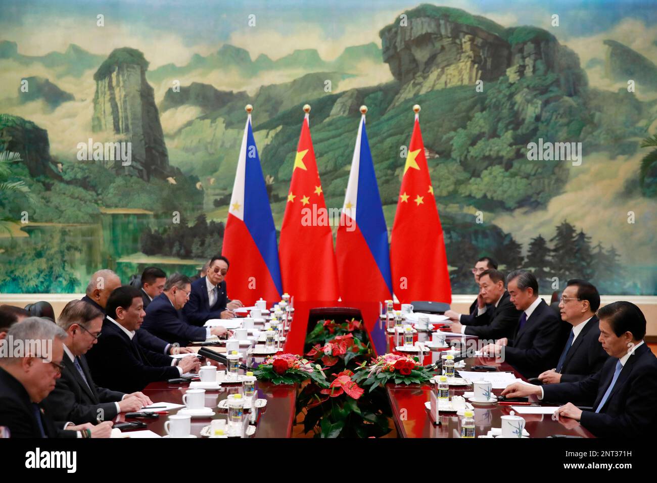 Philippine President Rodrigo Duterte, third from left, and Chinese ...