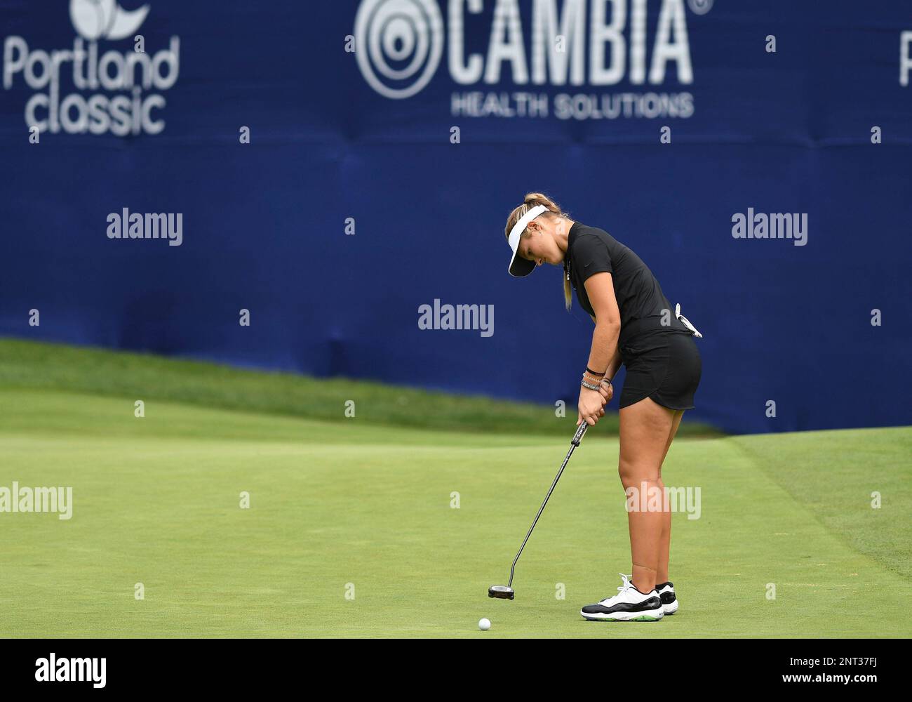 PORTLAND, OR - AUGUST 29: 15-year-old amateur Paris Hilinski putts on ...