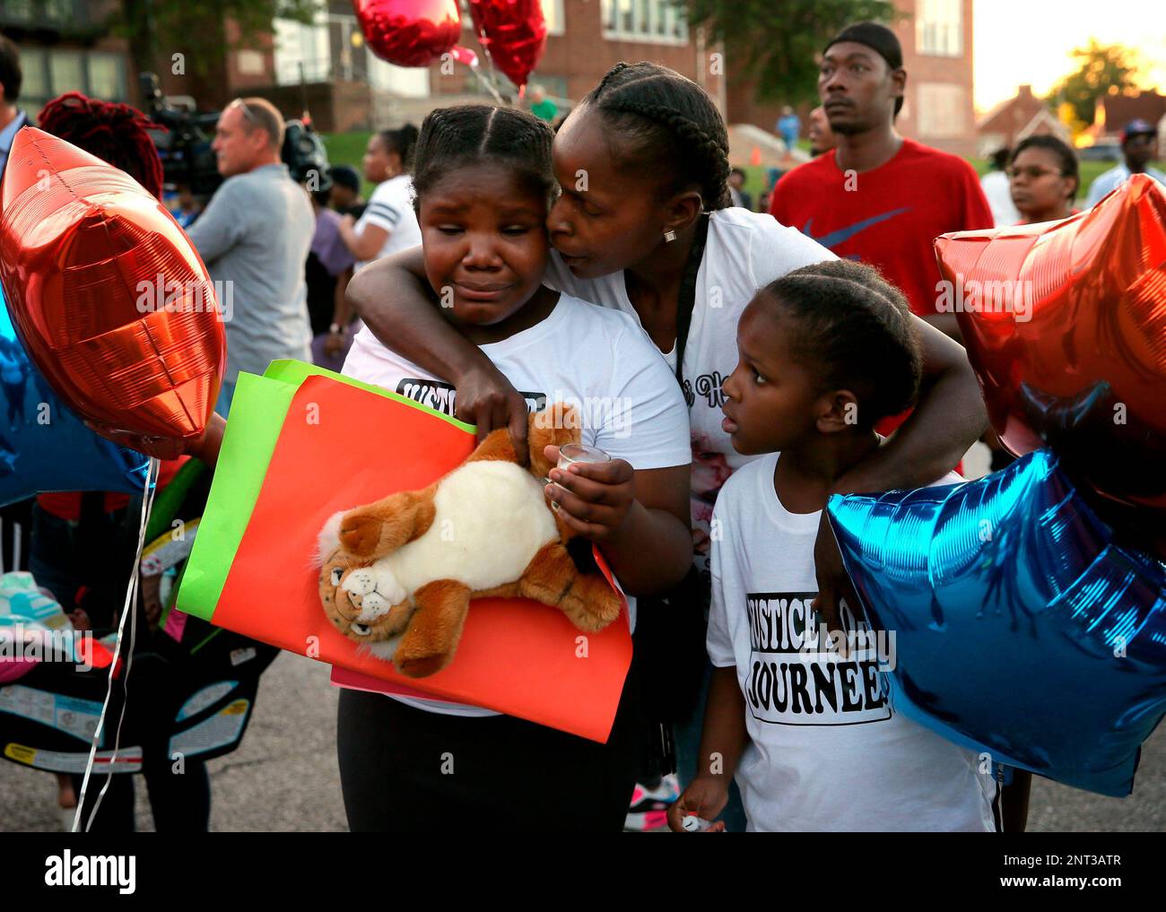 Shardae Edmondson, 11, is consoled by her mother Sharonda Edmondson and ...