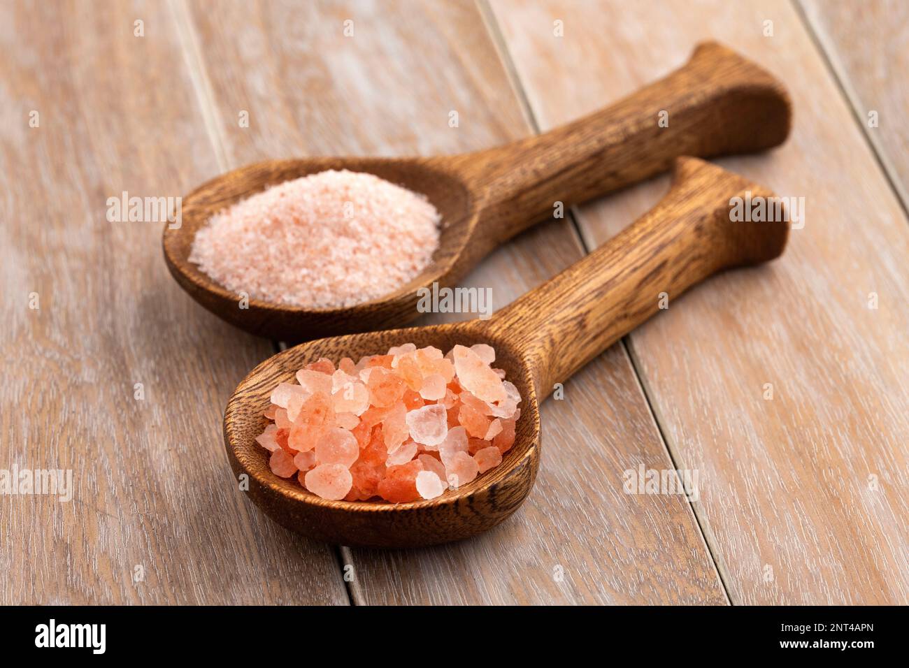Himalayan pink salt crystals, powdered red rock salt from Pakistan ...