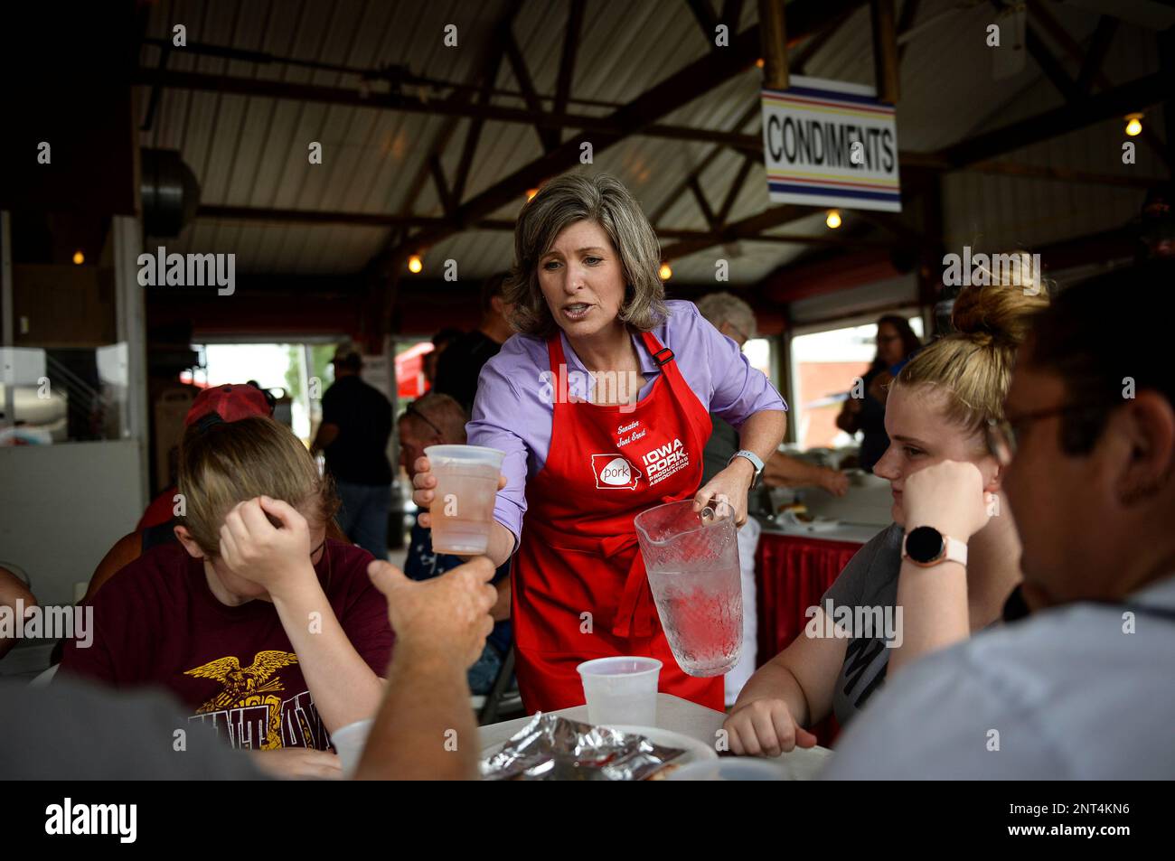 UNITED STATES - AUGUST 17: Sen. Joni Ernst, R-Iowa, pours waters at the ...