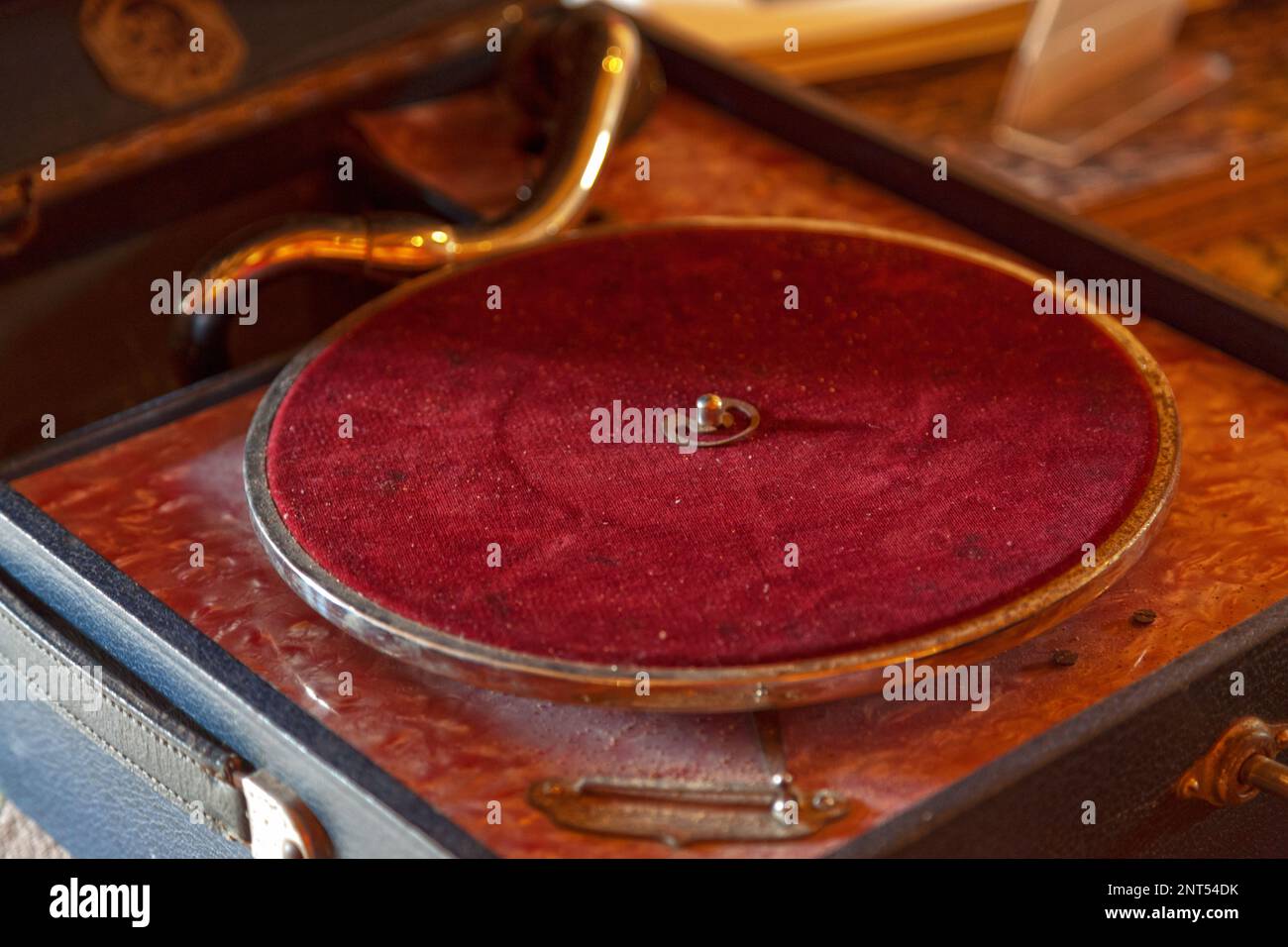 Close-up on a vintage portable gramophone Stock Photo - Alamy