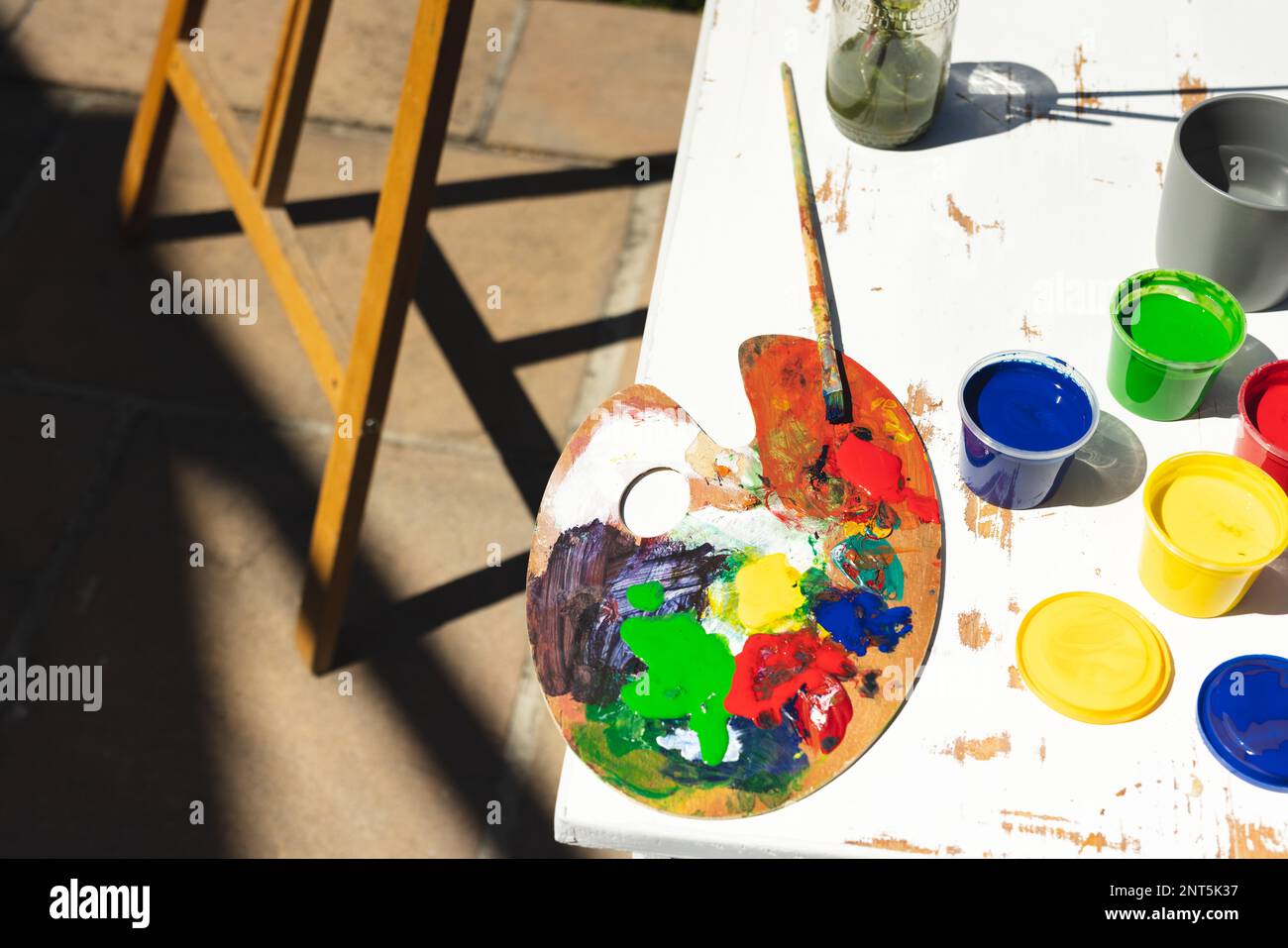 Palette table hi-res stock photography and images - Alamy