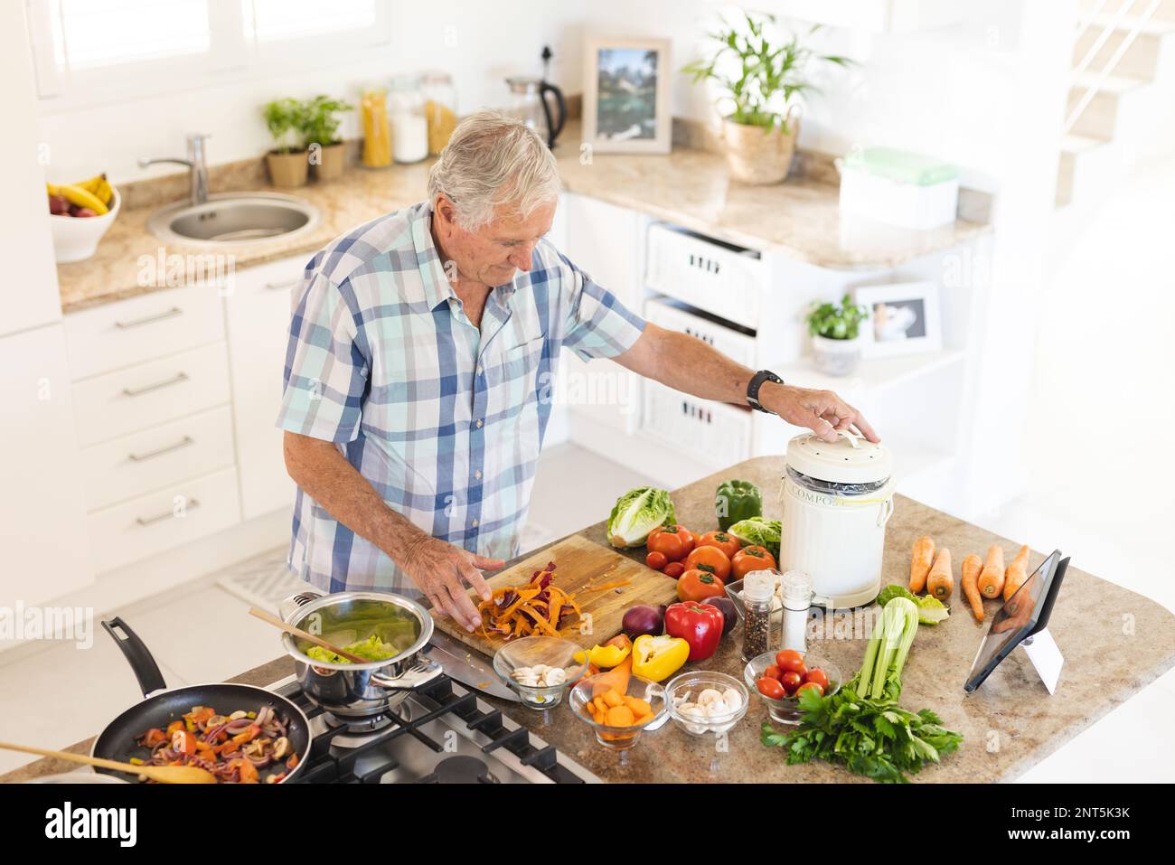 Young happy man cooking hi-res stock photography and images - Alamy