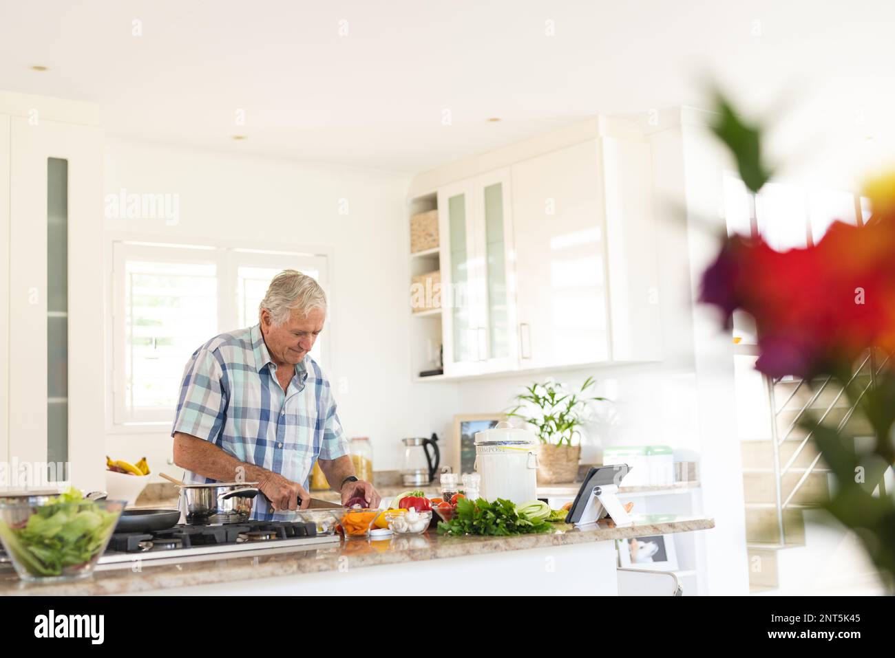 Man cooking healthy dinner hi-res stock photography and images - Alamy