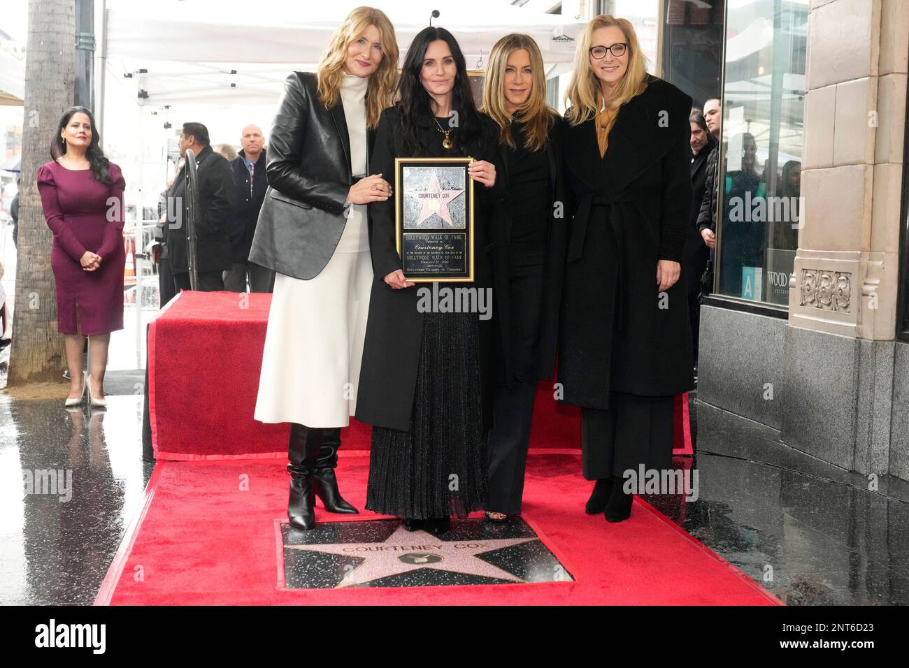 Laura Dern, from left, Courteney Cox, Jennifer Aniston, and Lisa Kudrow ...