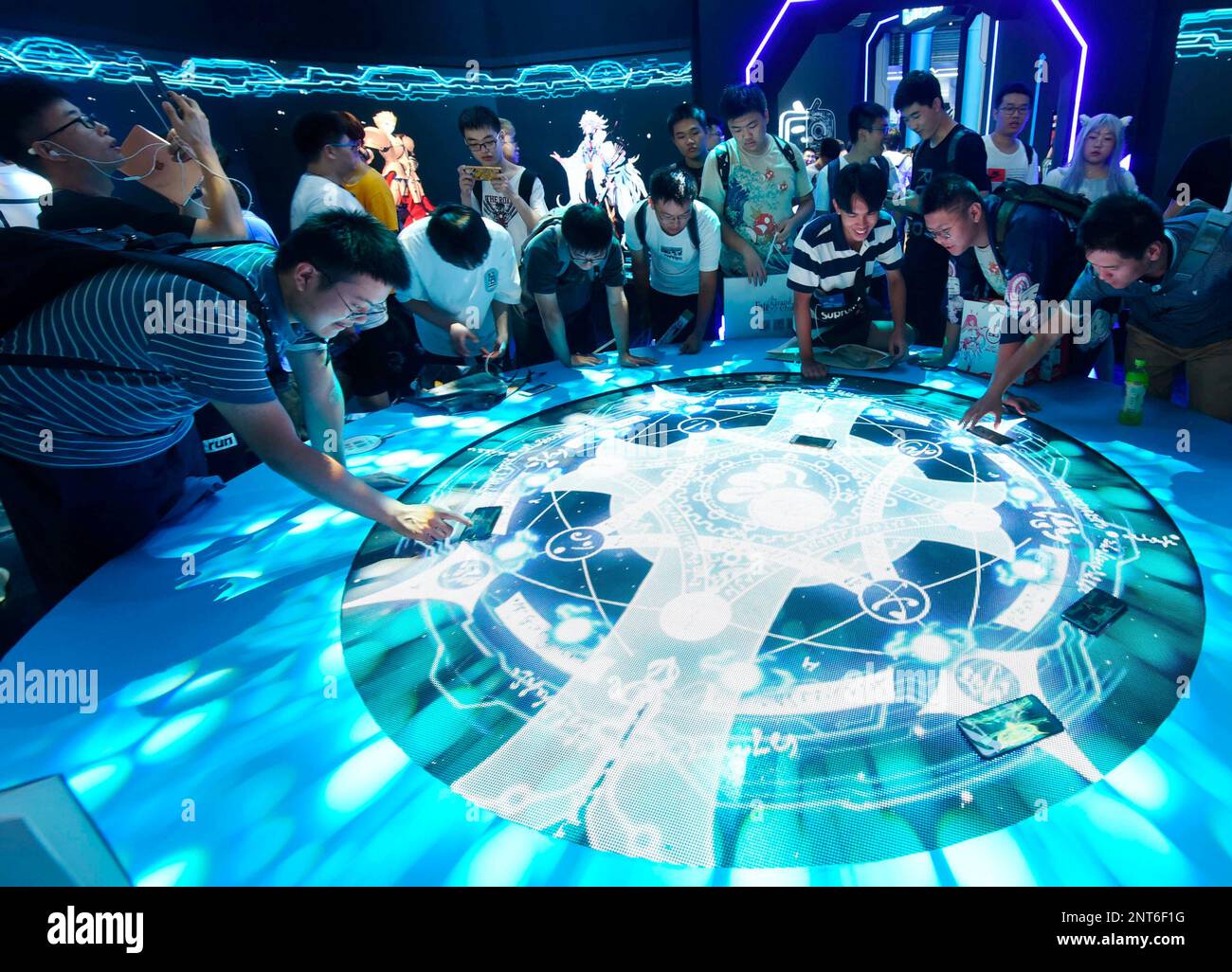 Visitors try their luck to get prizes at the 2019 China Digital ...