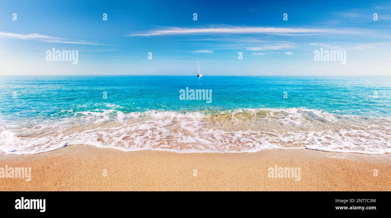 Sunny panorama tropical coast beach hi-res stock photography and images ...