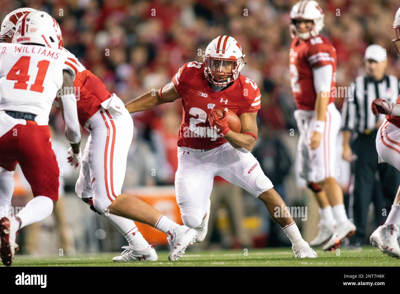 Wisconsin Badgers running back Jonathan Taylor (23) carries the ball ...