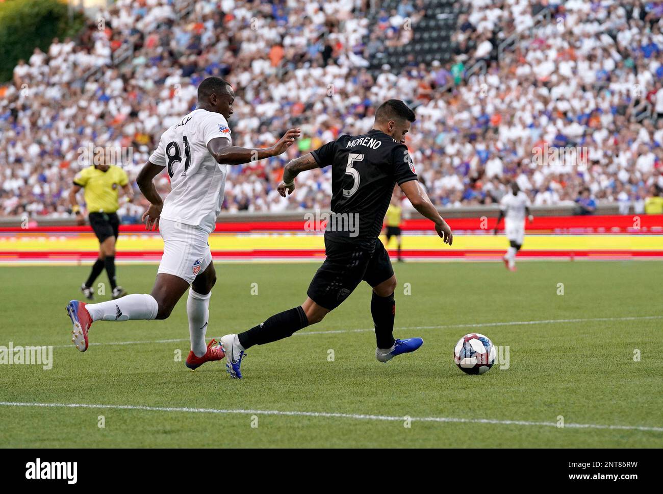 D.C. United midfielder Junior Moreno (5)take the ball away from FC ...