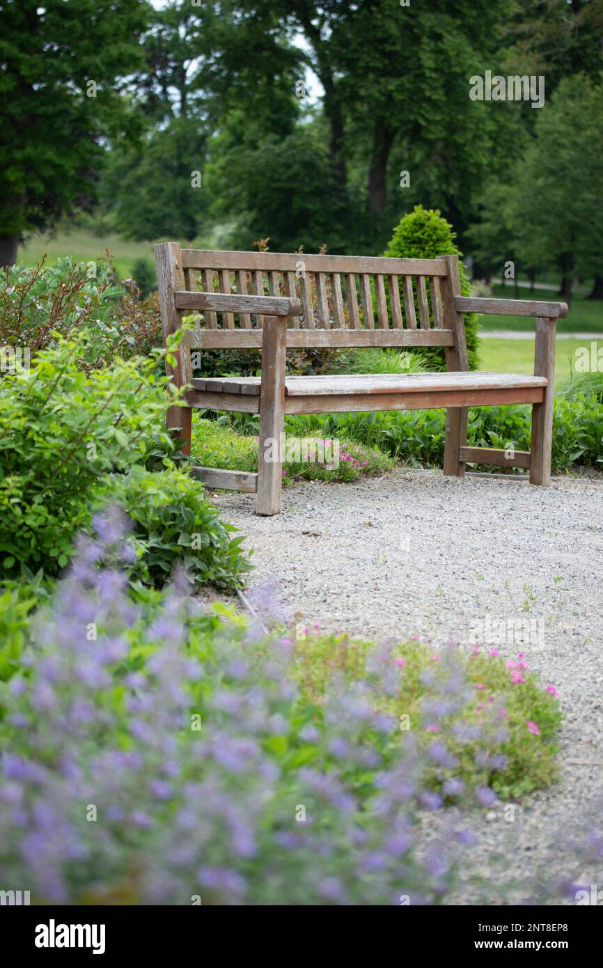 Garden bench flowers spring hi-res stock photography and images - Alamy