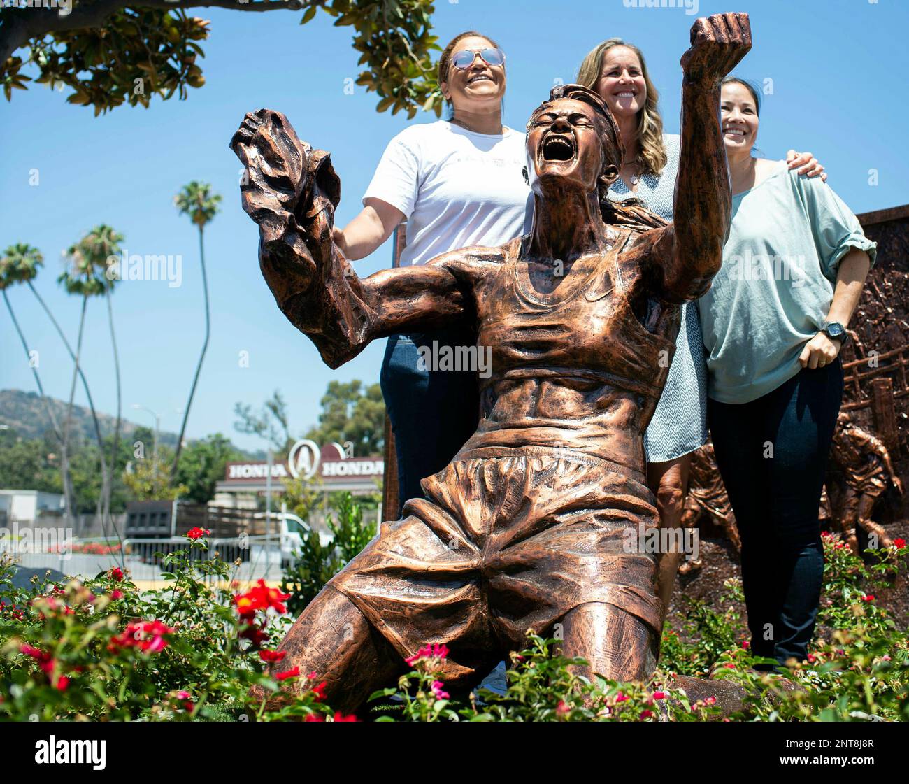 Teammates Saskia Webber, Brandi Chastain and Lorrie Fair pose after ...