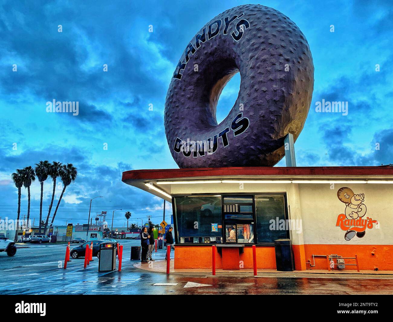 Randy's Donuts, bakery and landmark building in Inglewood, California ...