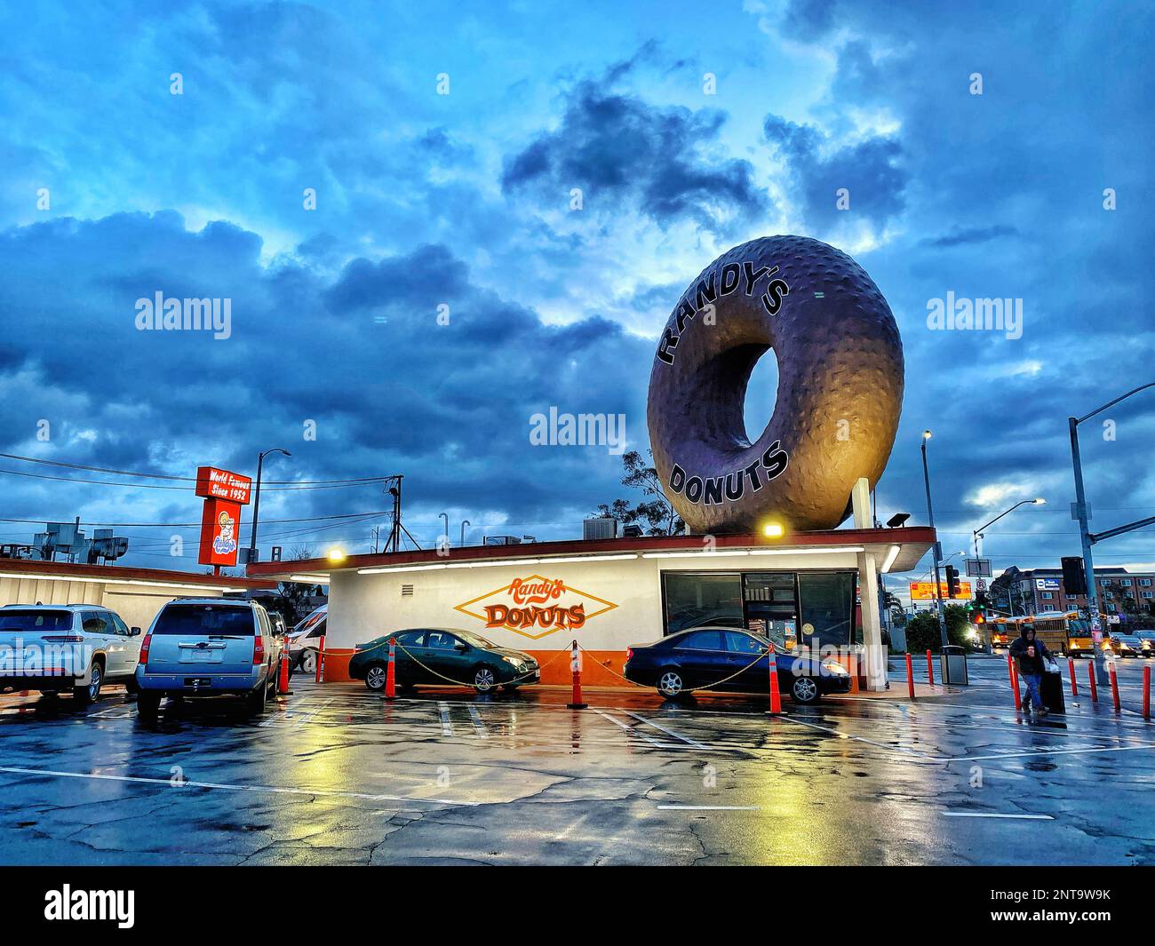 Randy's Donuts, bakery and landmark building in Inglewood, California ...