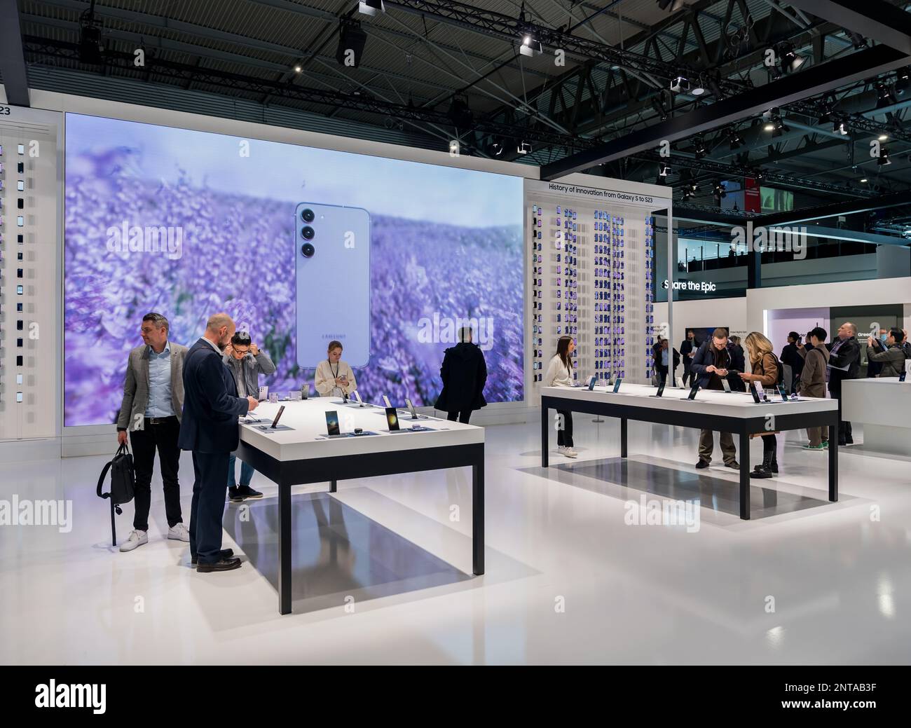 Samsung booth hi-res stock photography and images - Alamy