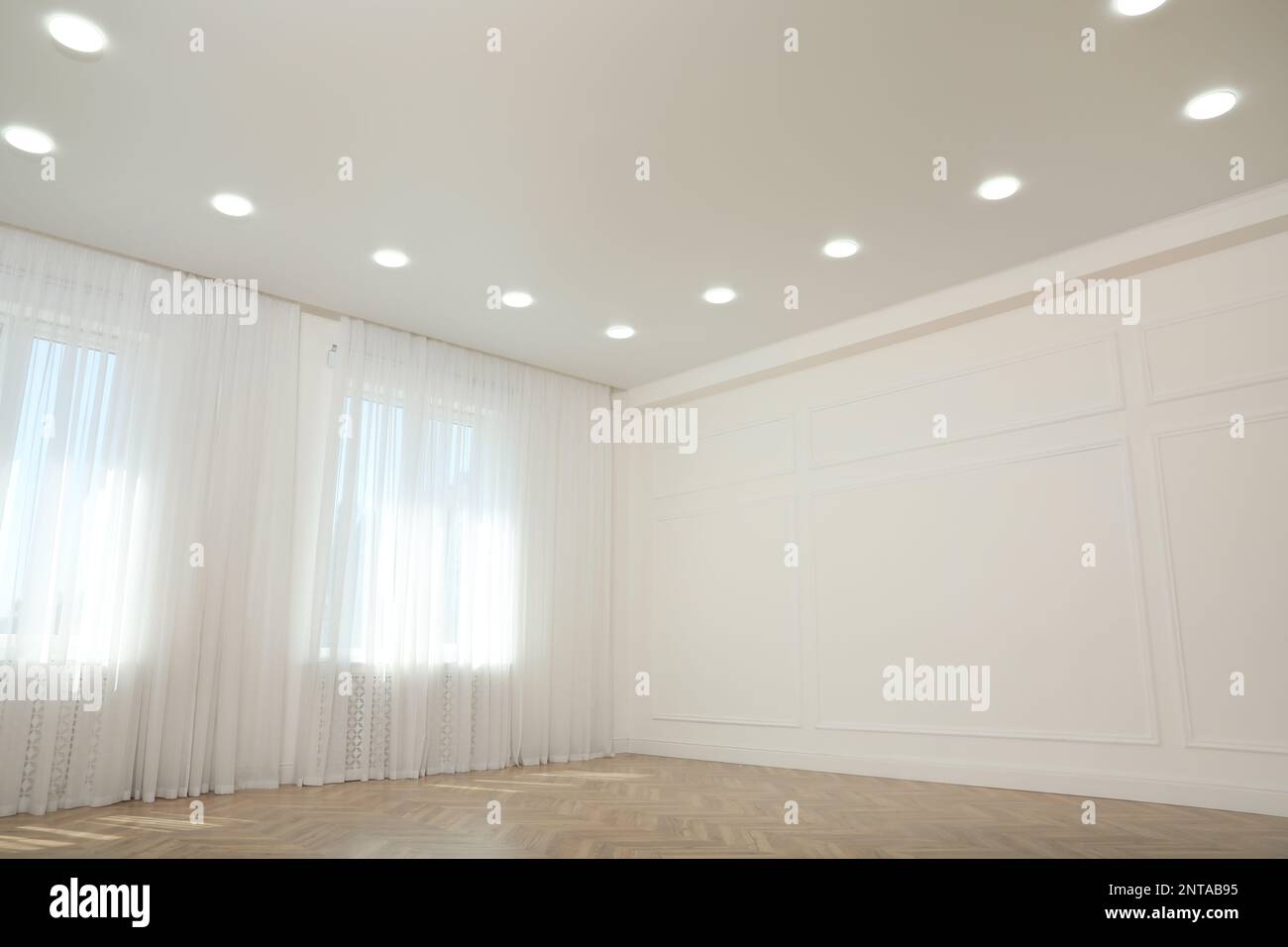 Empty room with windows and white wall Stock Photo - Alamy