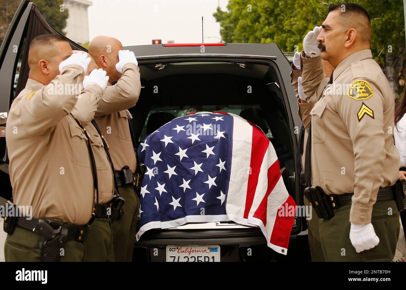 Los Angeles County Sheriff deputies as pallbearers salute during a ...