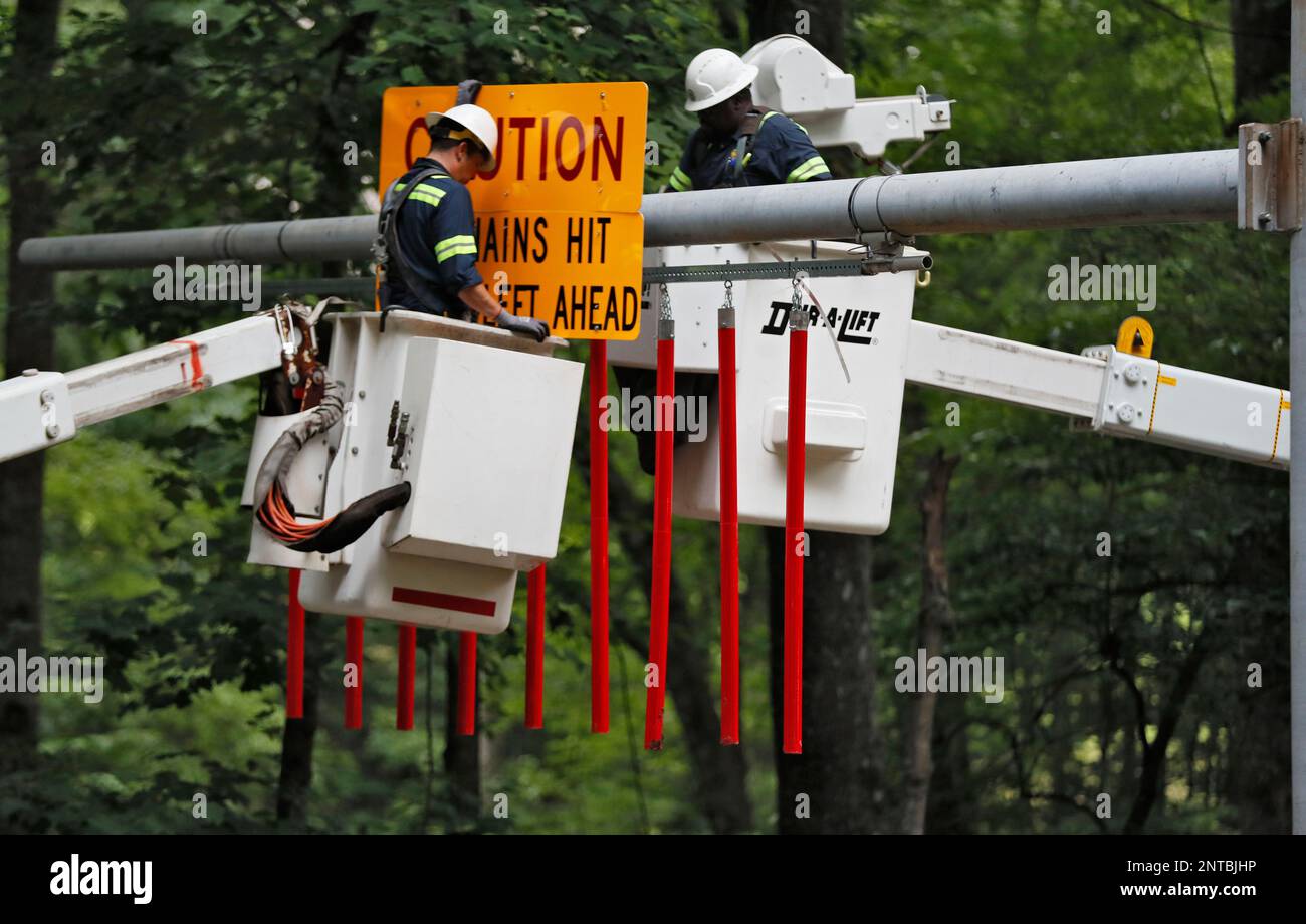 Cobb DOT workers Roberto Jorge, left, and Clifford Blakely install ...