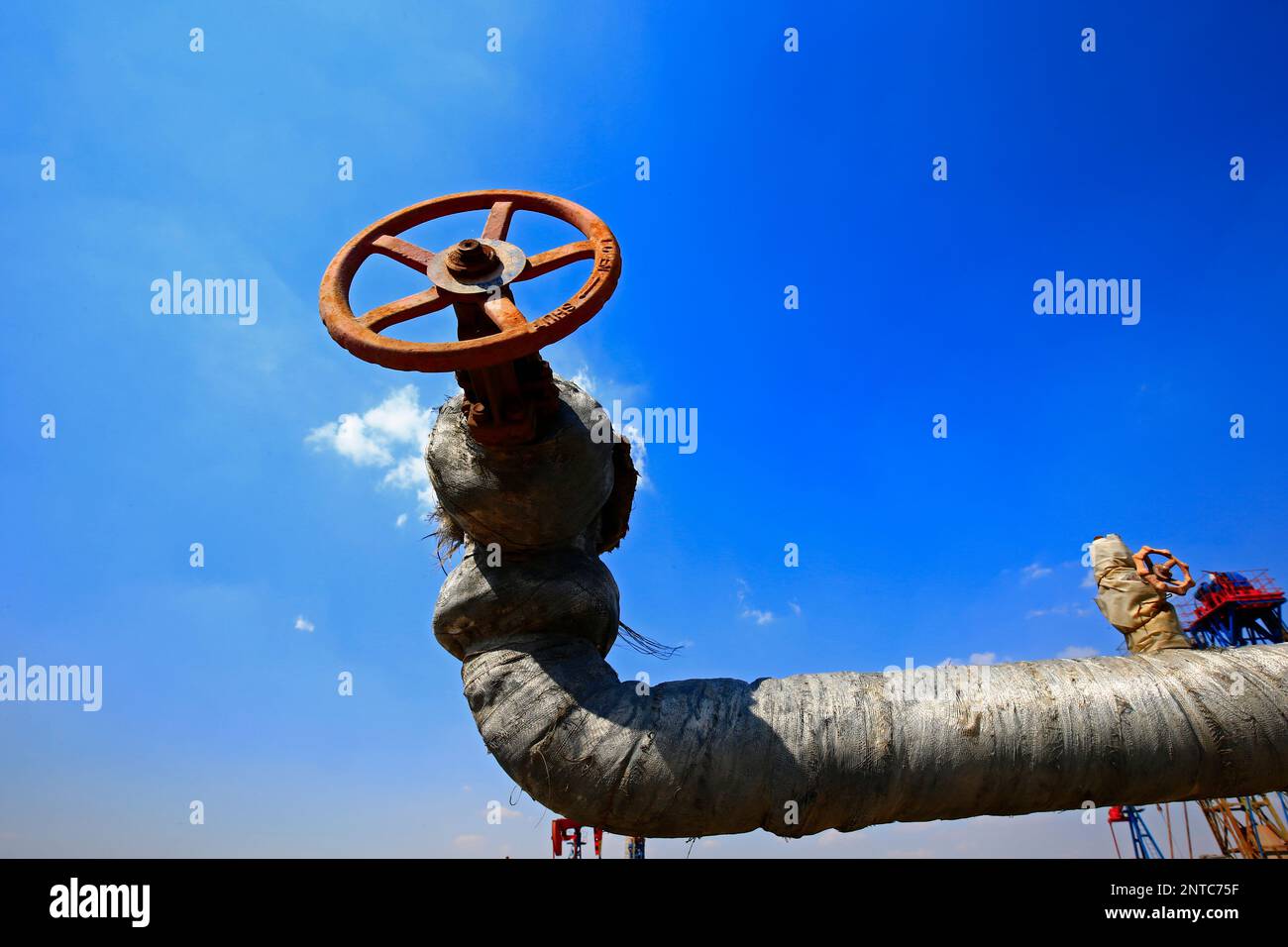 Oil pipes and valves Stock Photo - Alamy