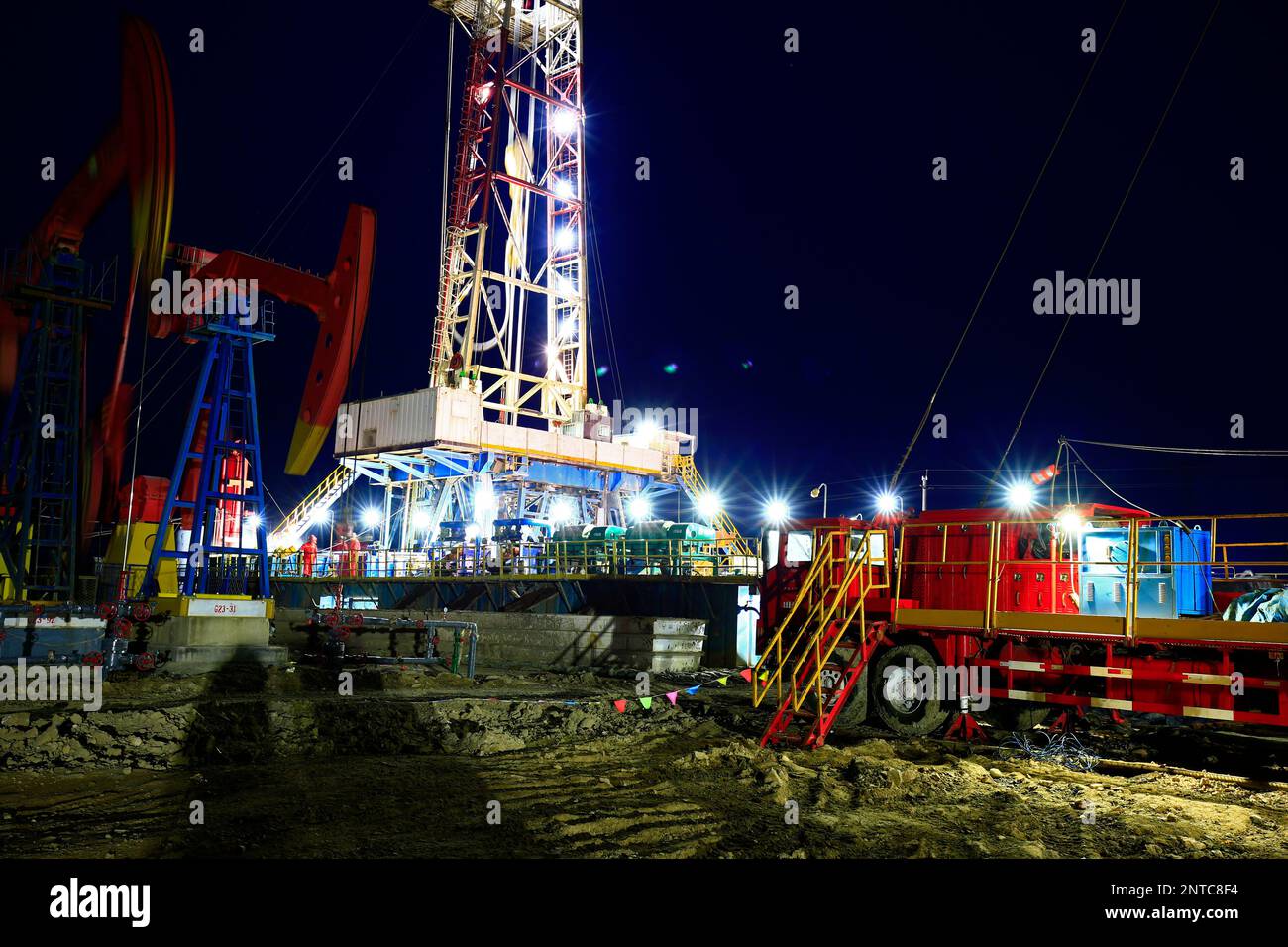 Oil rig fire horizon hi-res stock photography and images - Alamy