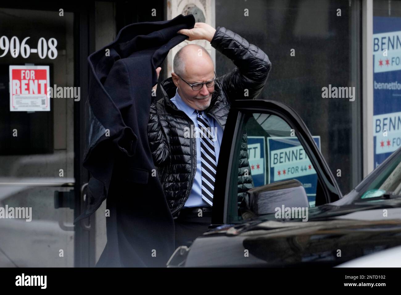 Chicago mayoral candidate Paul Vallas leaves the Ann Sather restaurant ...