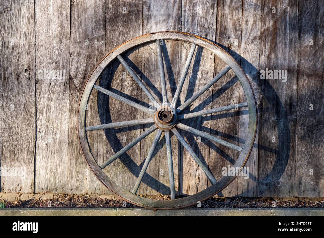 Leaning wagon wheel hi-res stock photography and images - Alamy