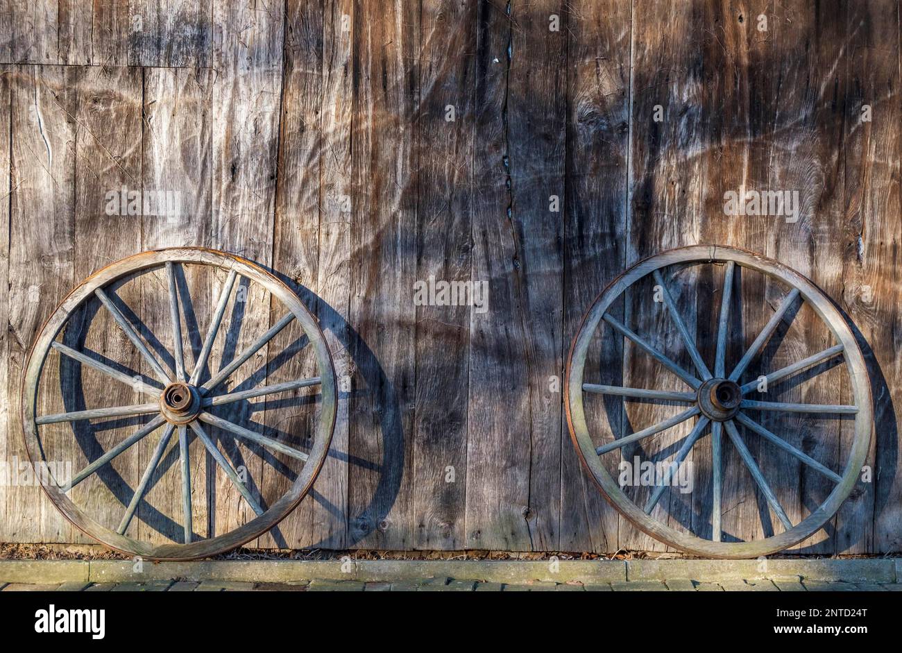 Leaning wagon wheel hi-res stock photography and images - Alamy