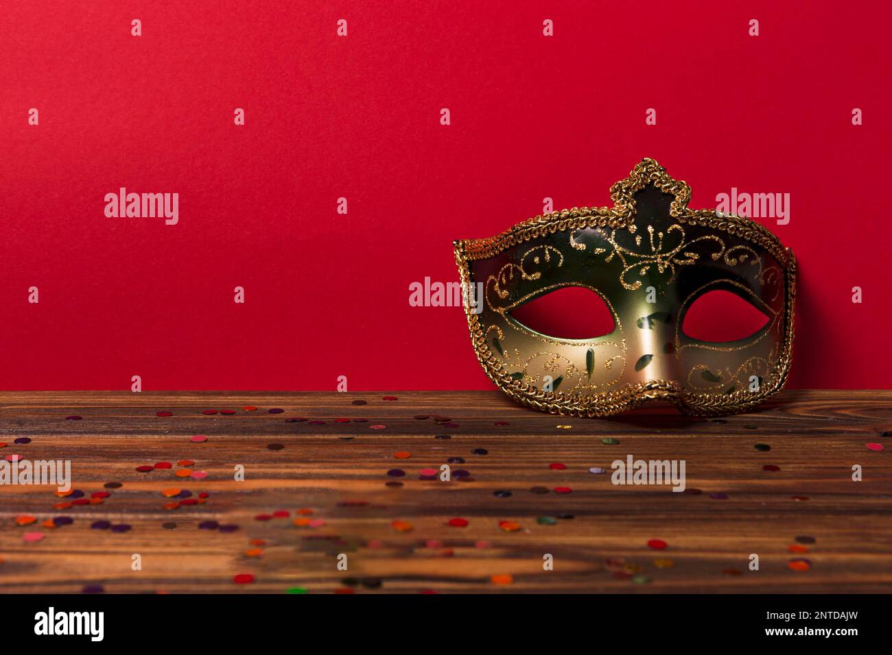Mask bar hi-res stock photography and images - Alamy