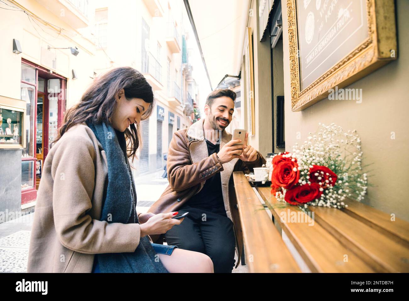 Smartphones restaurant hi-res stock photography and images - Alamy