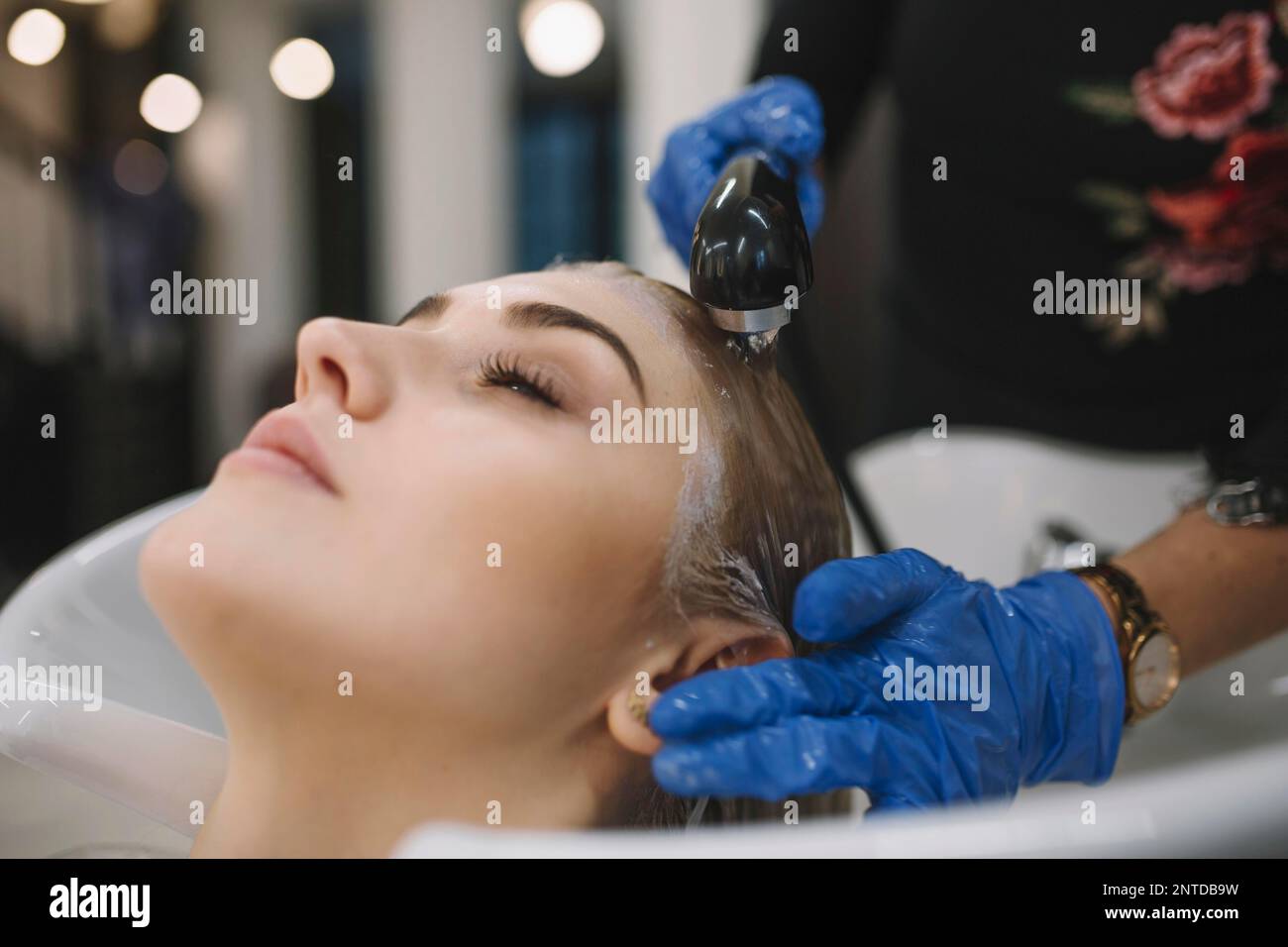 Hairdresser washing head client hi-res stock photography and images - Alamy