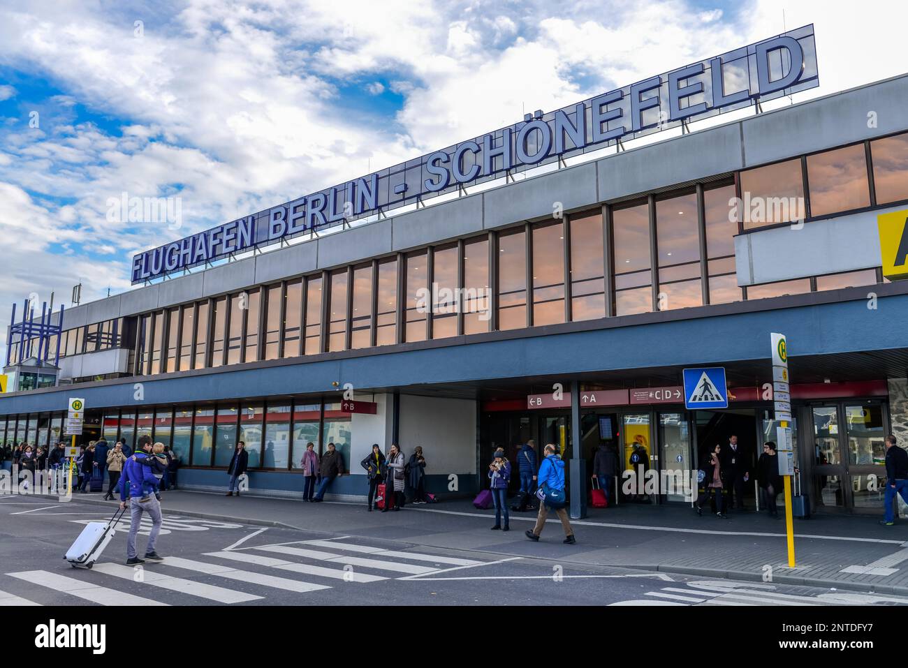 Airport road marking hi-res stock photography and images - Alamy