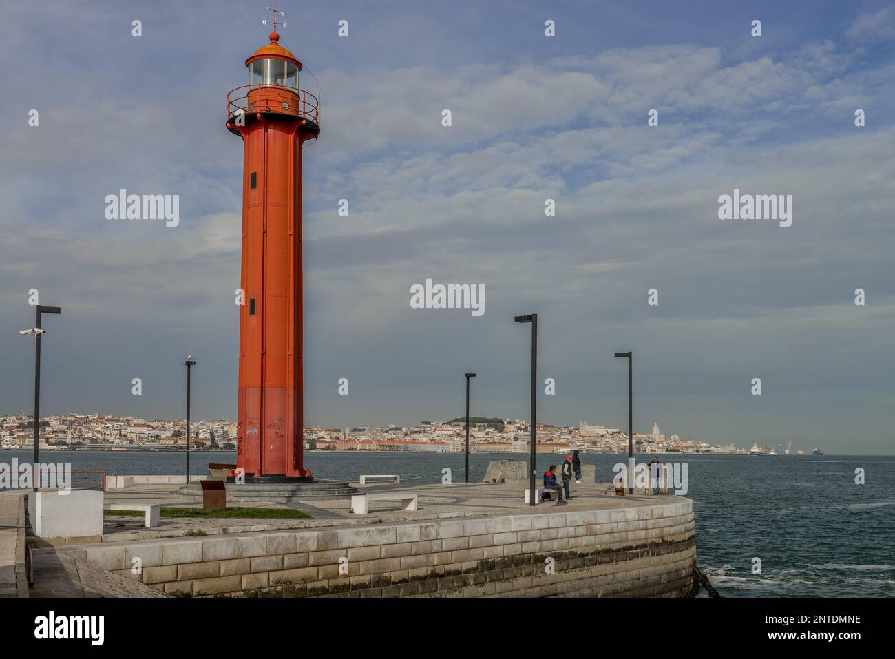 Cacilhas lisbon hi-res stock photography and images - Alamy