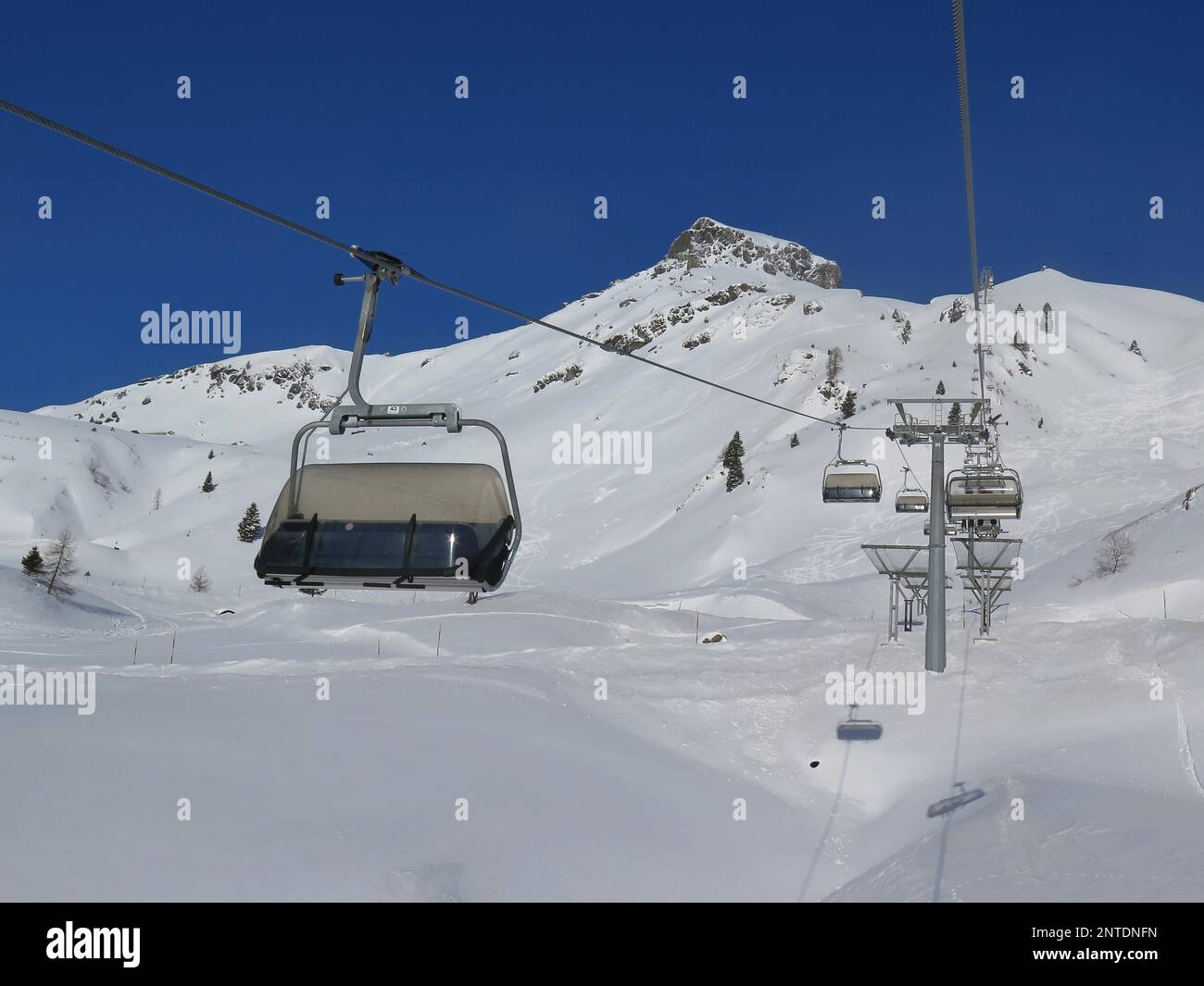 Chairlift system hi-res stock photography and images - Alamy