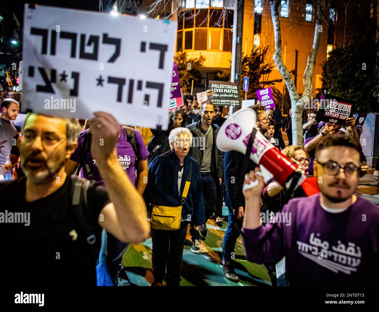 Elderly demonstrators hi-res stock photography and images - Alamy