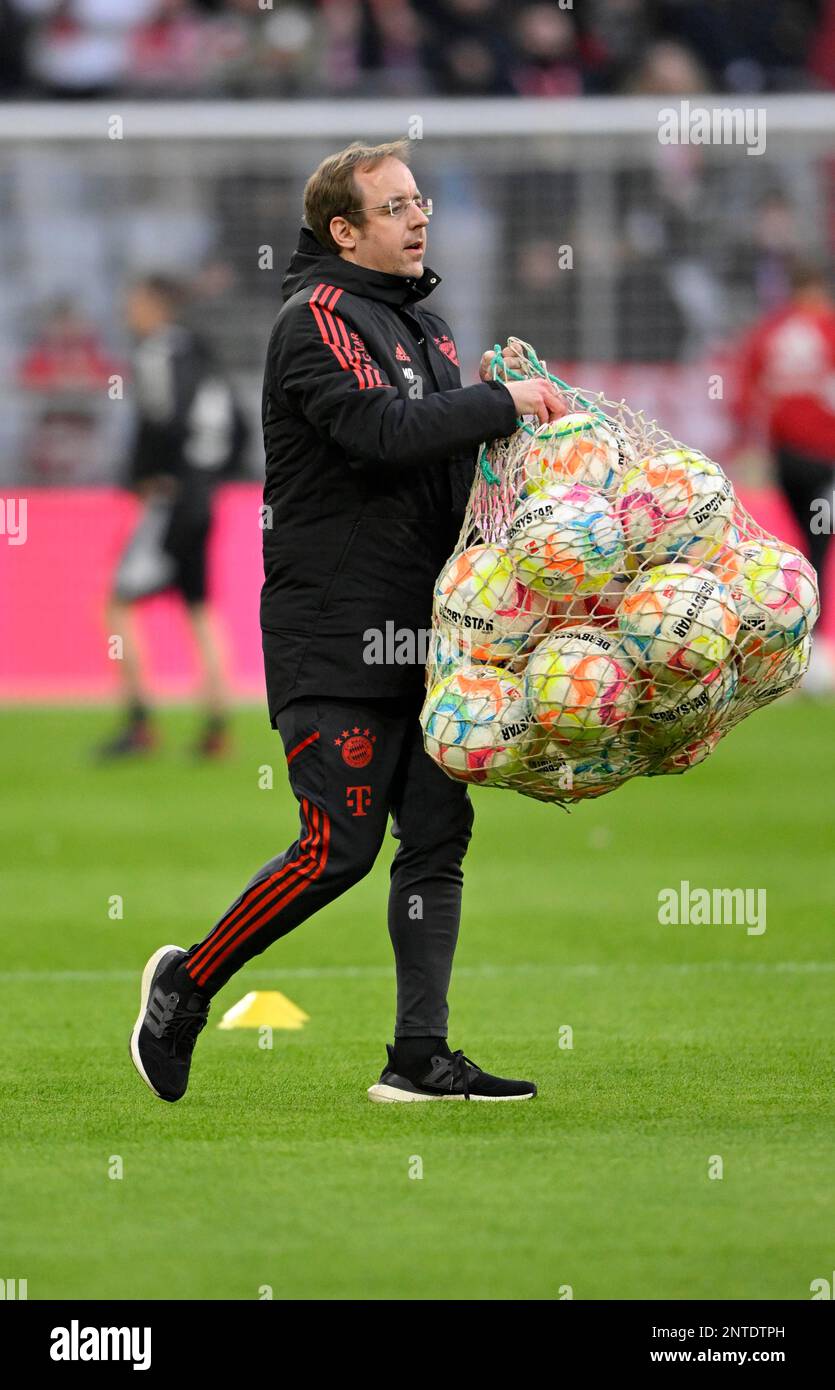 Coaches with match balls in ball net, adidas Derbystar, FC Bayern ...