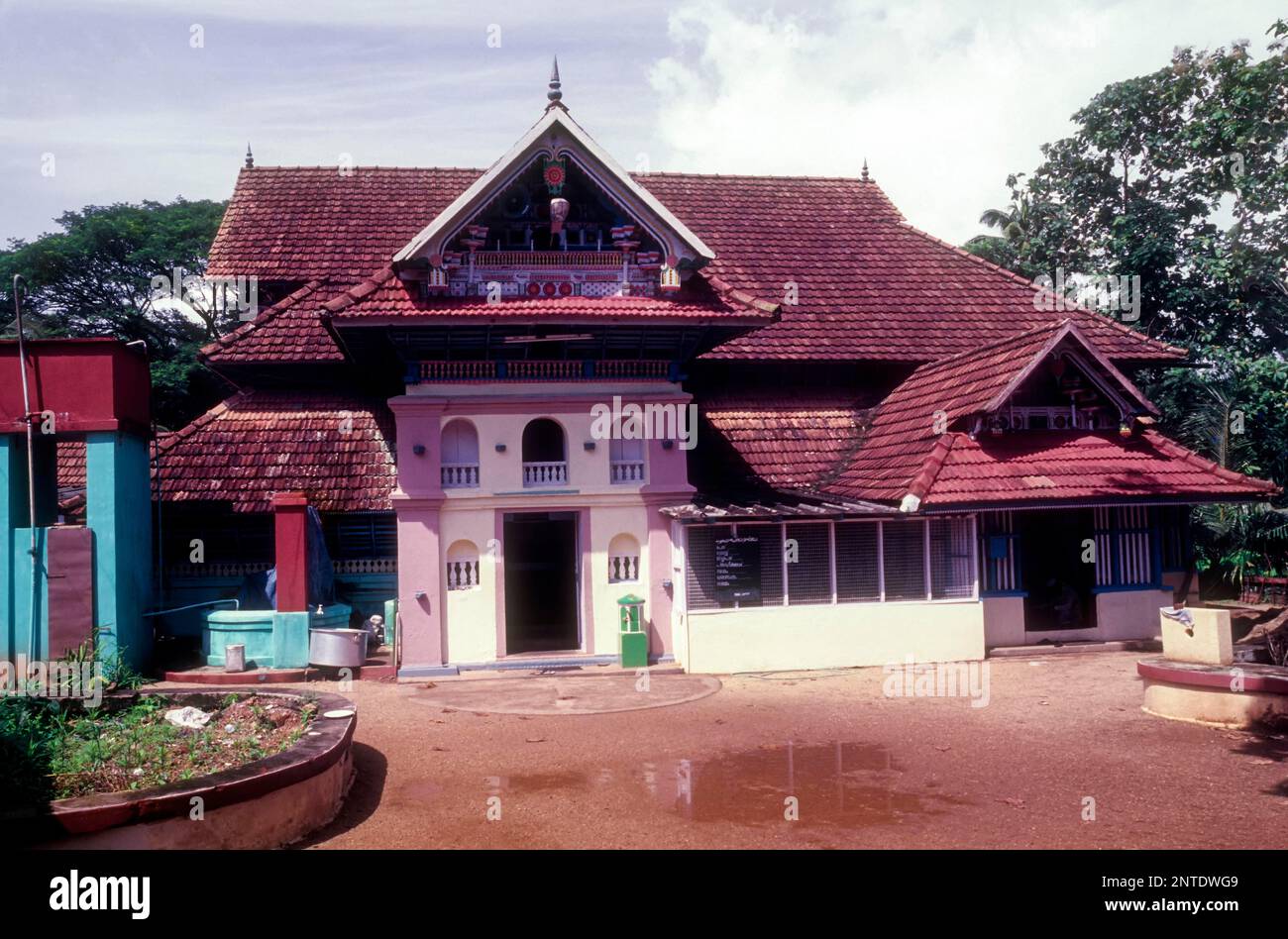 Thazhathangady Juma Masjid or mosque in Thazhathangady, Kottayam ...