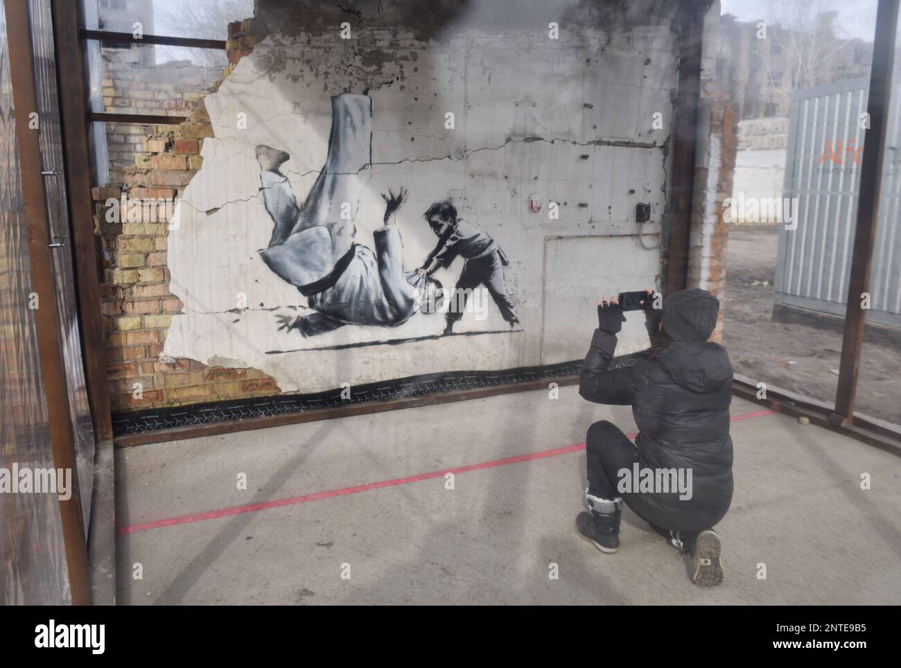 Banksy lady female woman hi-res stock photography and images - Alamy