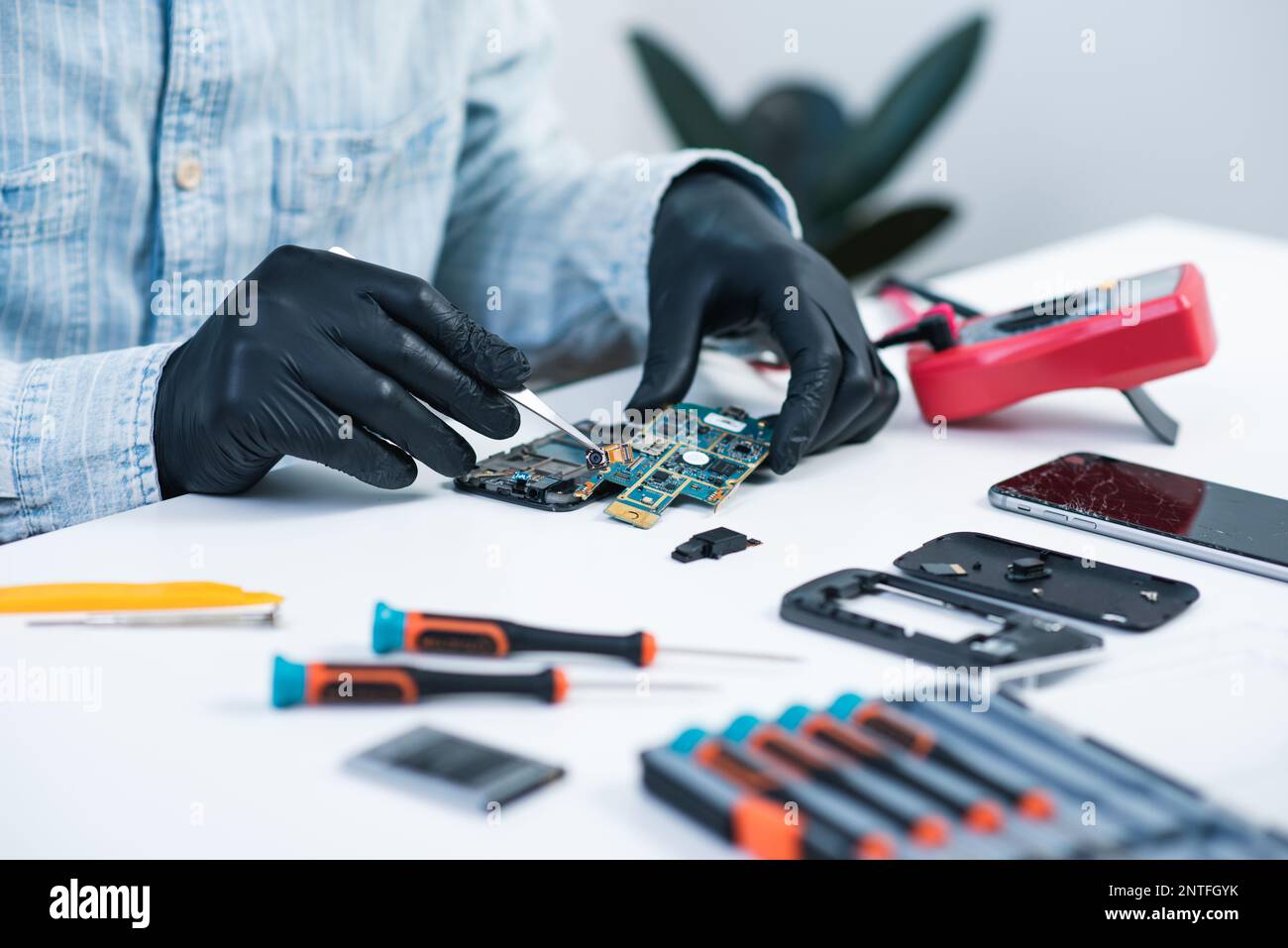 Technician reparing the broken smart phone. smart phone service Stock ...