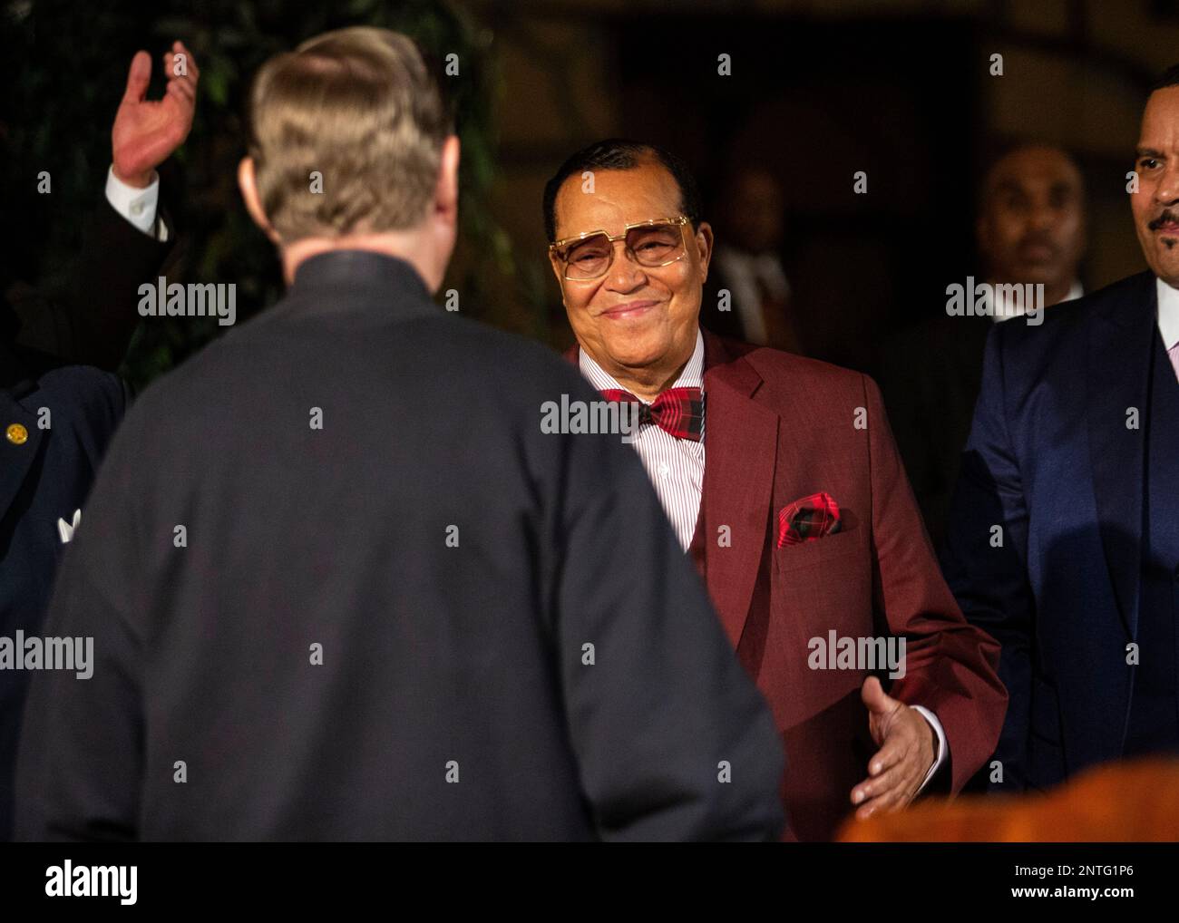 Minister Louis Farrakhan, of the Nation of Islam, embraces Father ...