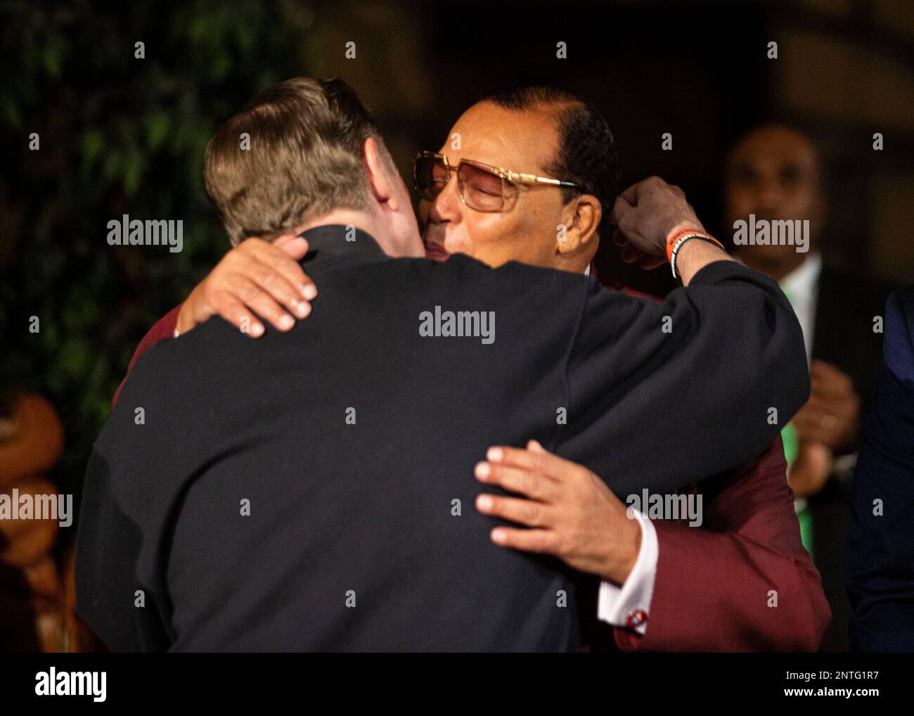 Minister Louis Farrakhan, of the Nation of Islam, embraces Father ...
