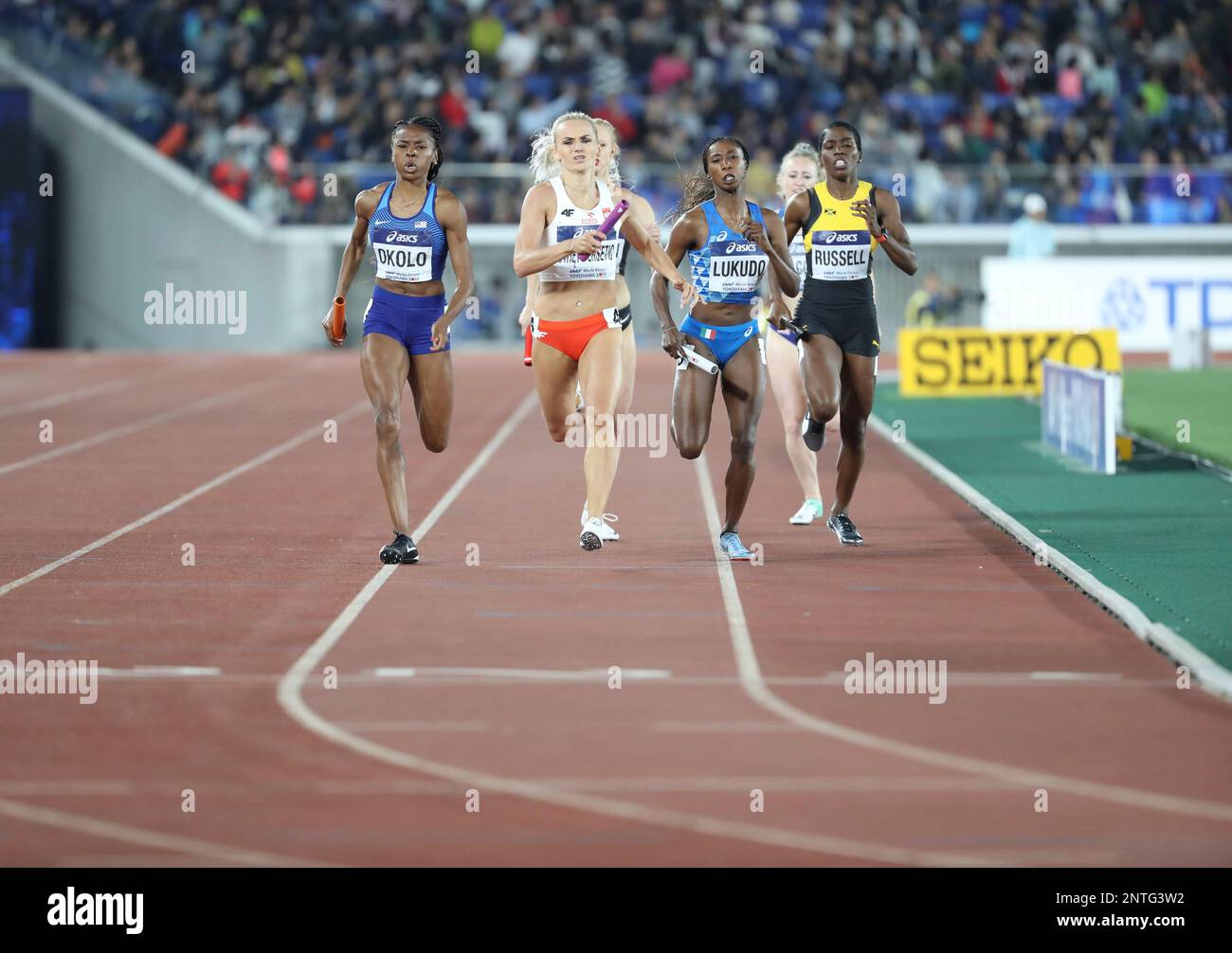 Poland's 4th runner Justyna ŚWIĘTY-ERSETIC and other runners compete ...