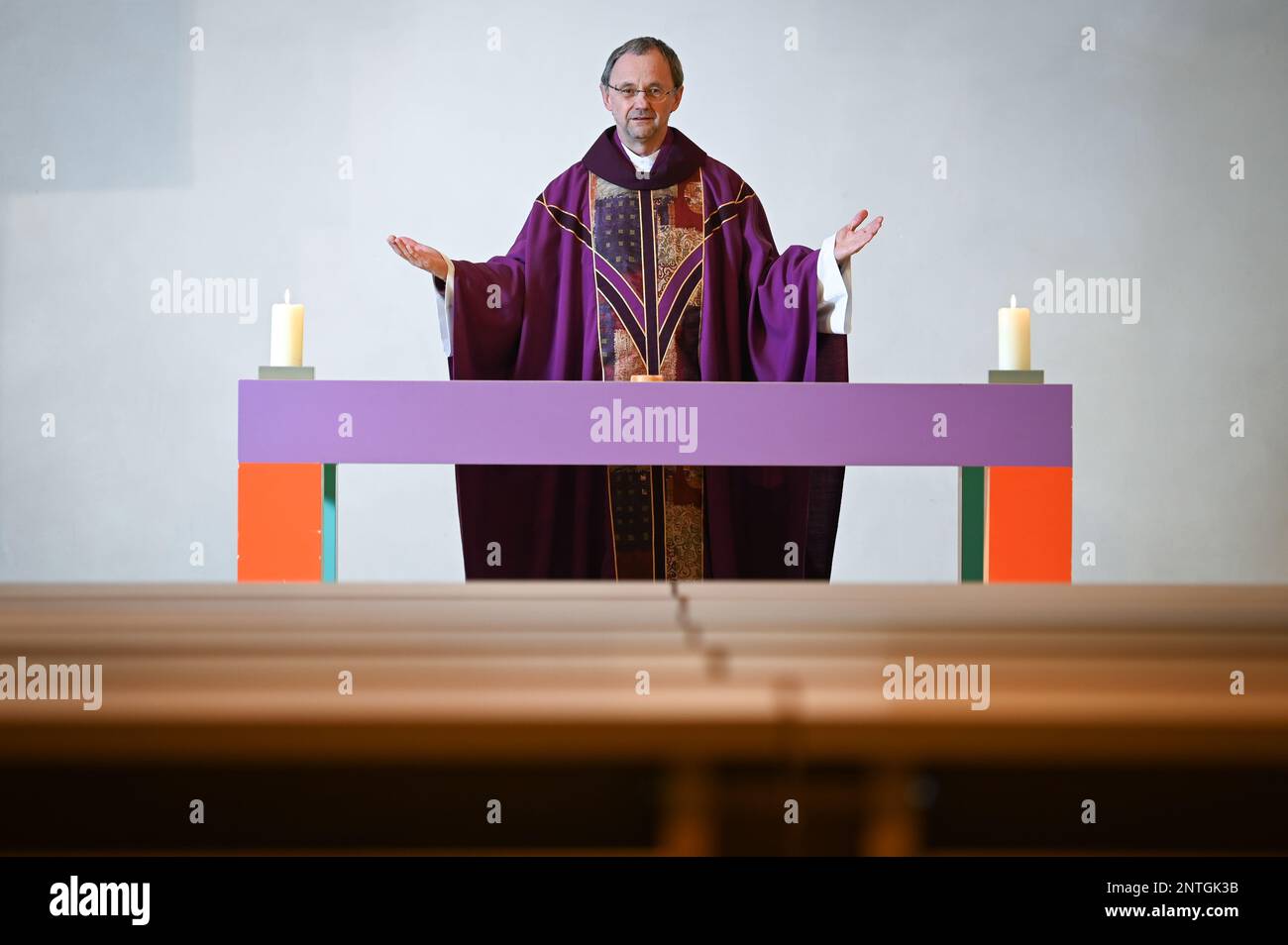 PRODUCTION - 24 February 2023, Saxony-Anhalt, Halle (Saale): Catholic ...