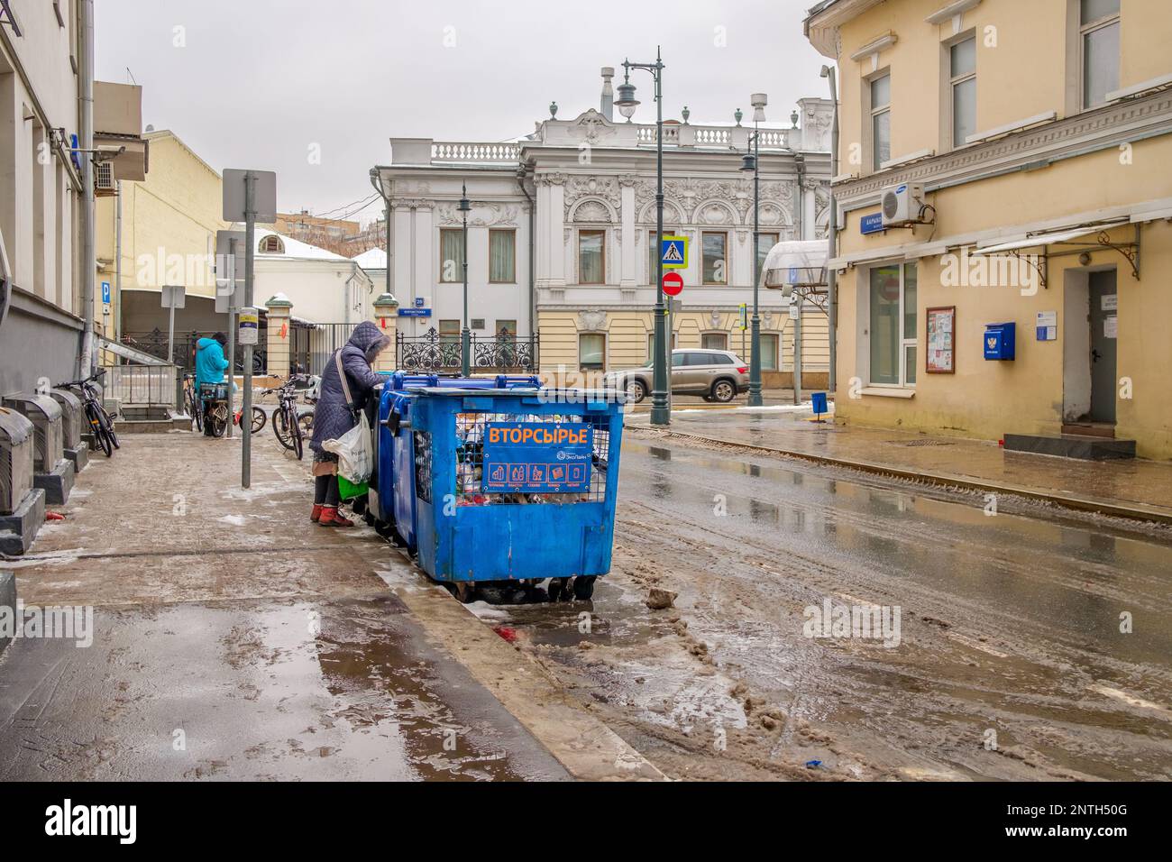 Man digging through dumpster hi-res stock photography and images - Alamy