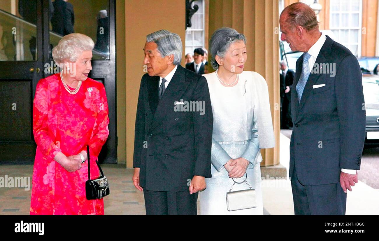 FILE: Japan's Emperor Akihito (2nd from L) and Empress Michiko (2nd ...