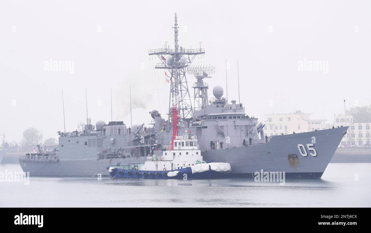 Royal Australian Navy's HMAS Melbourne (FFG 05), an Adelaide-class ...