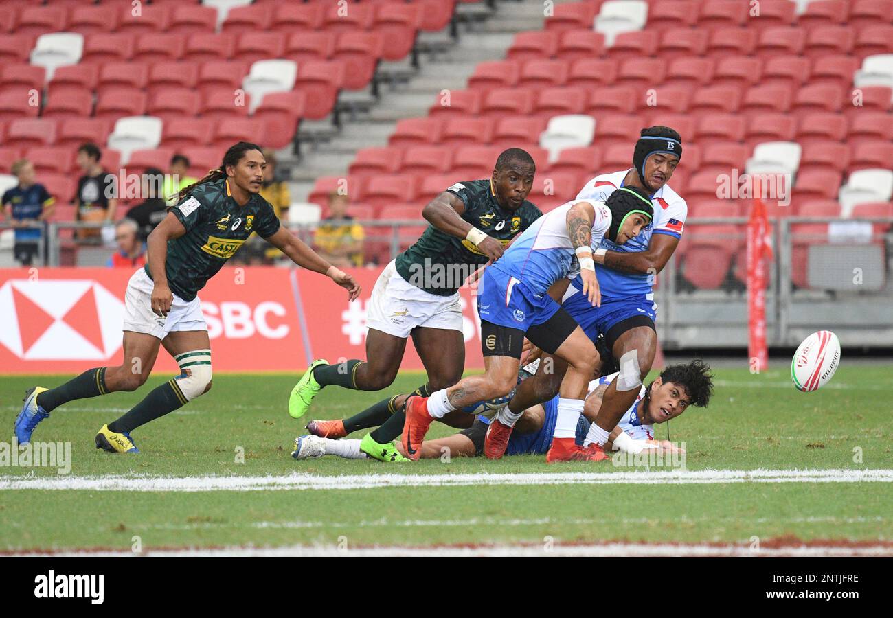 All eyes on the ball during the HSBC Singapore Rugby Sevens Cup Quarter ...